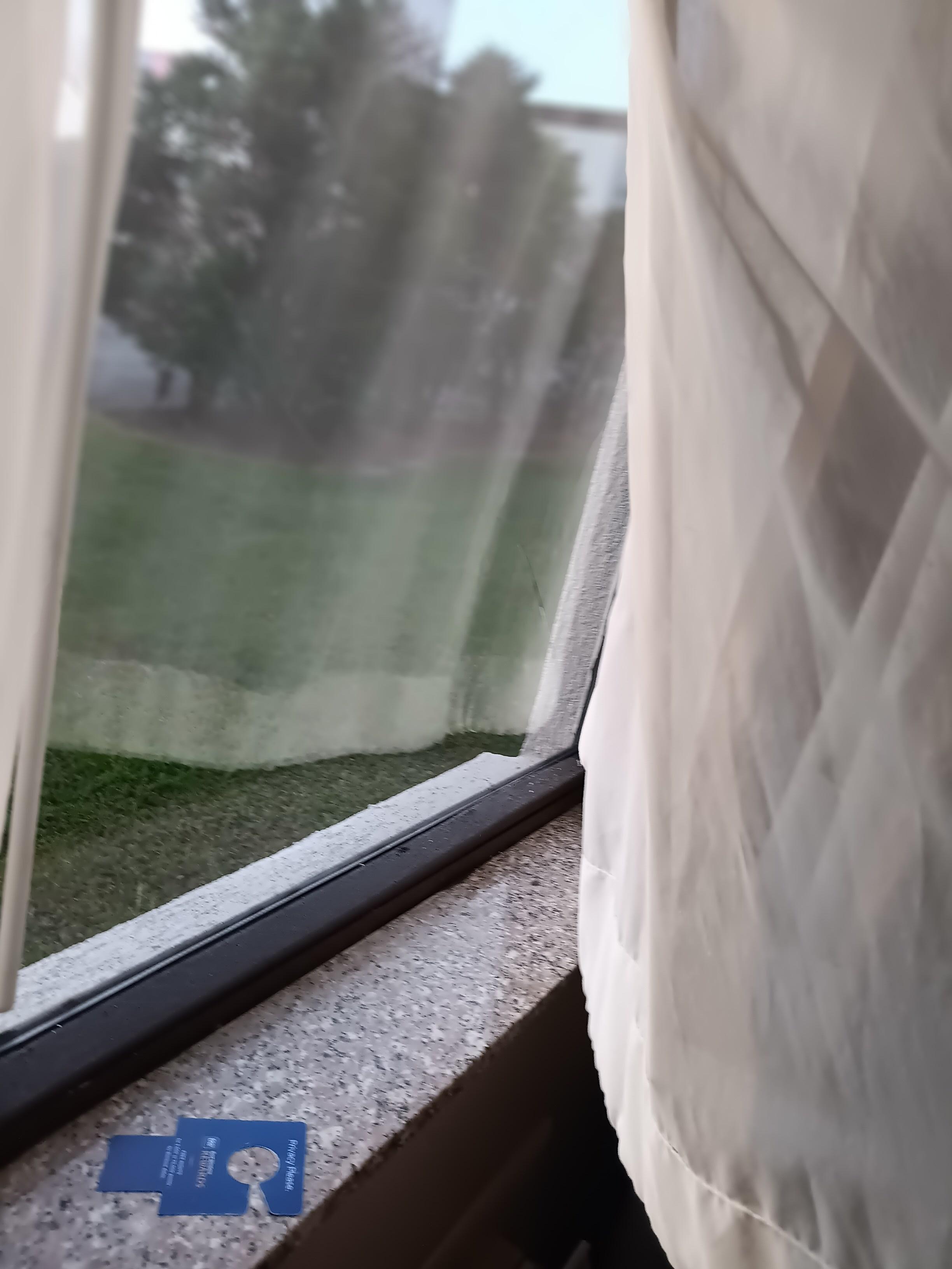Cracked window made it noisey