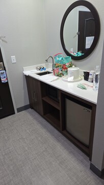 Bar, sink, fridge & microwave area