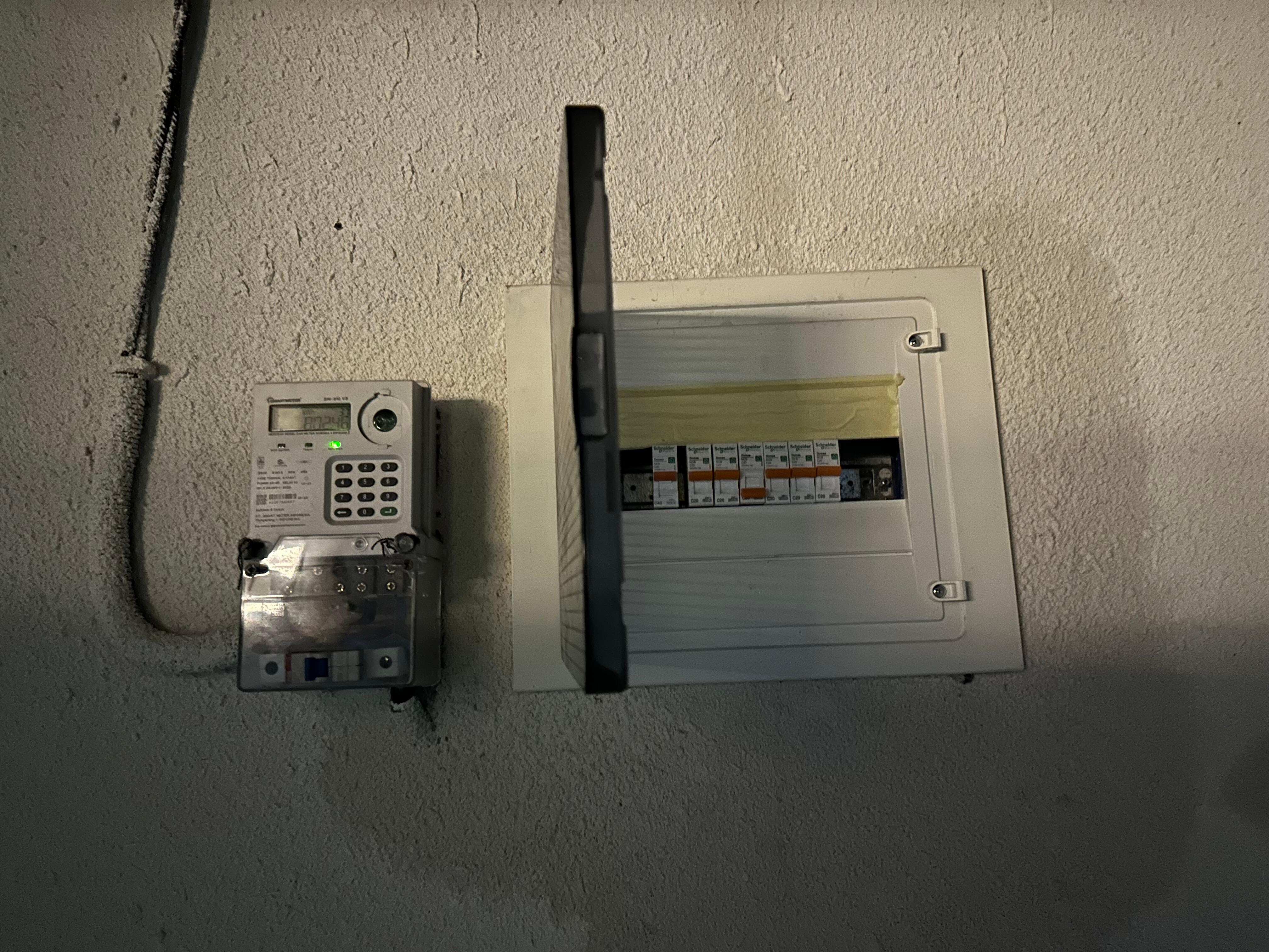 司機幫我們打開就被火花電到了