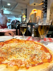 Pizzaria na rua de trás do hotel
Chama Mama Mia
Adoramos!