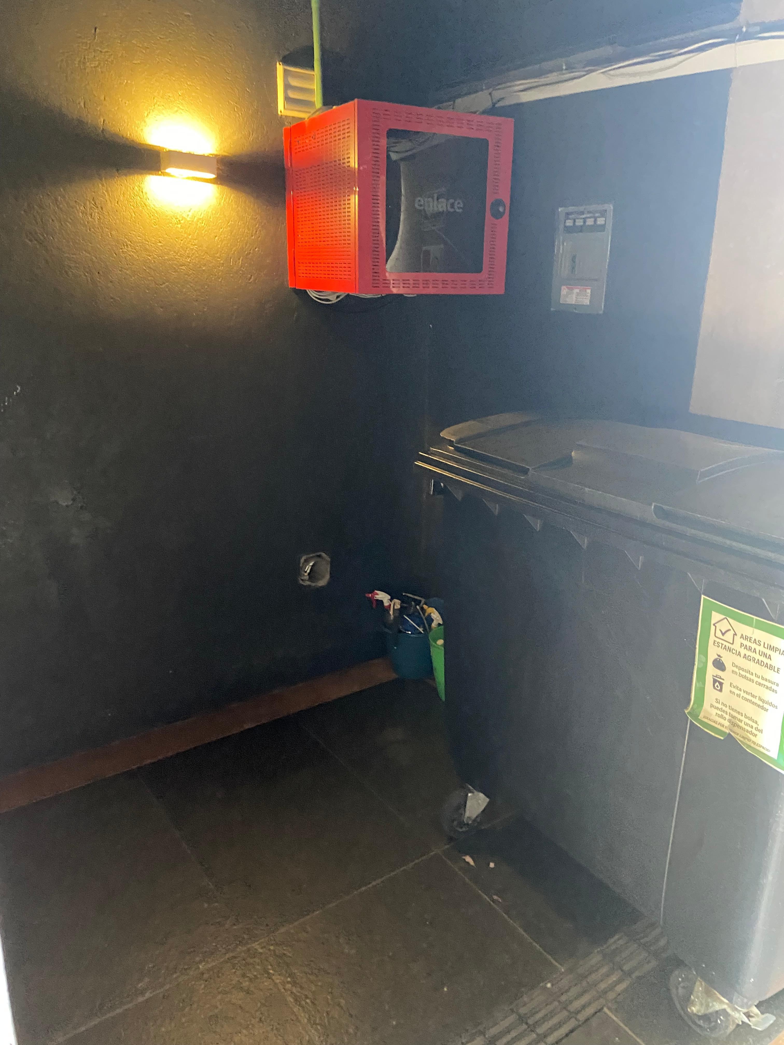 En ambos elevadores de encuentran depósitos de basura lo cual genera muy mal aspecto.