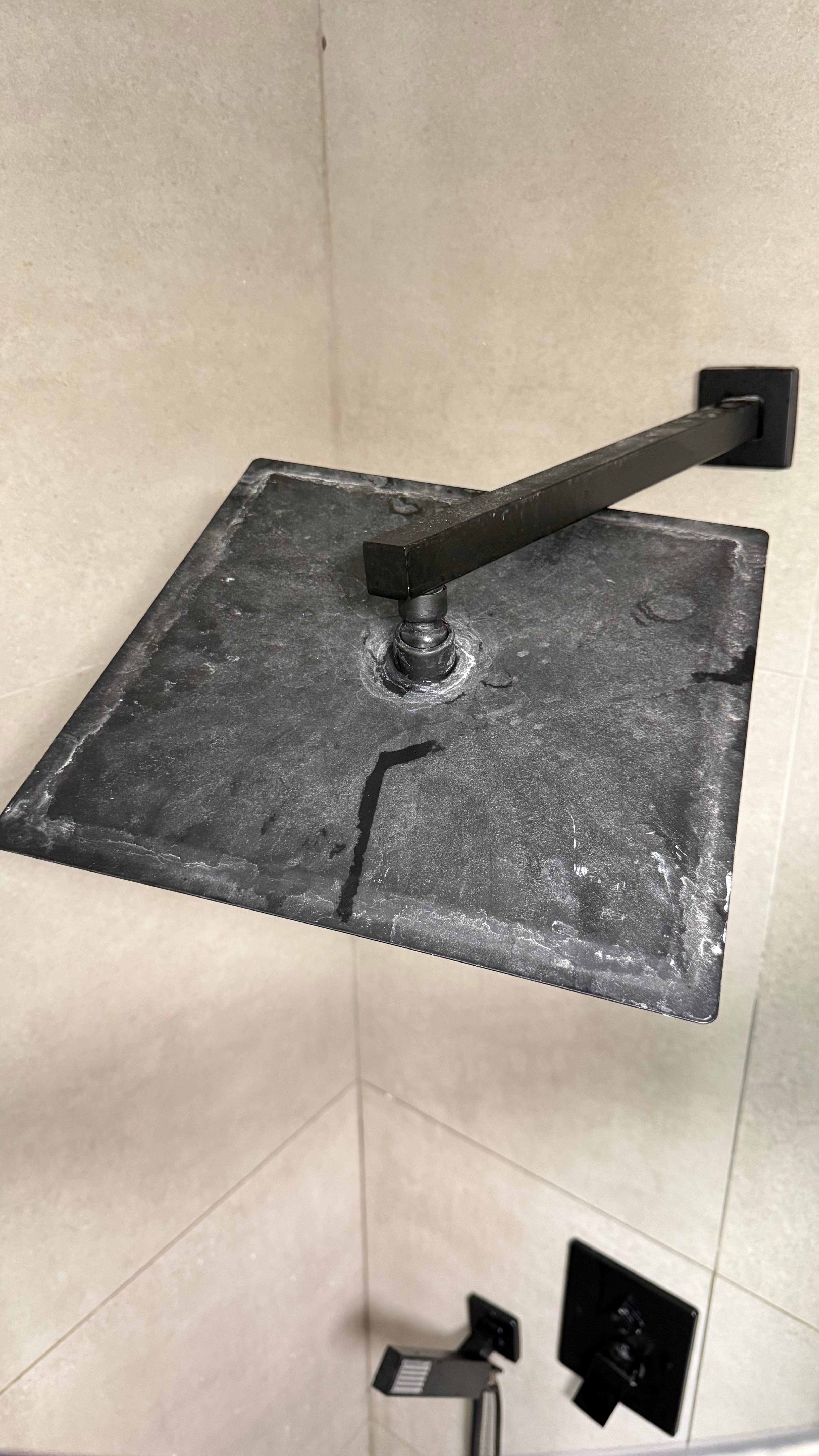 La pomme de douche, le premier jour de notre arrivée qui est resté exactement la même pendant tout le séjour, sans vous montrer l’état de la douche de manière générale