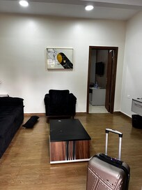 Sala gigante com tv e ar