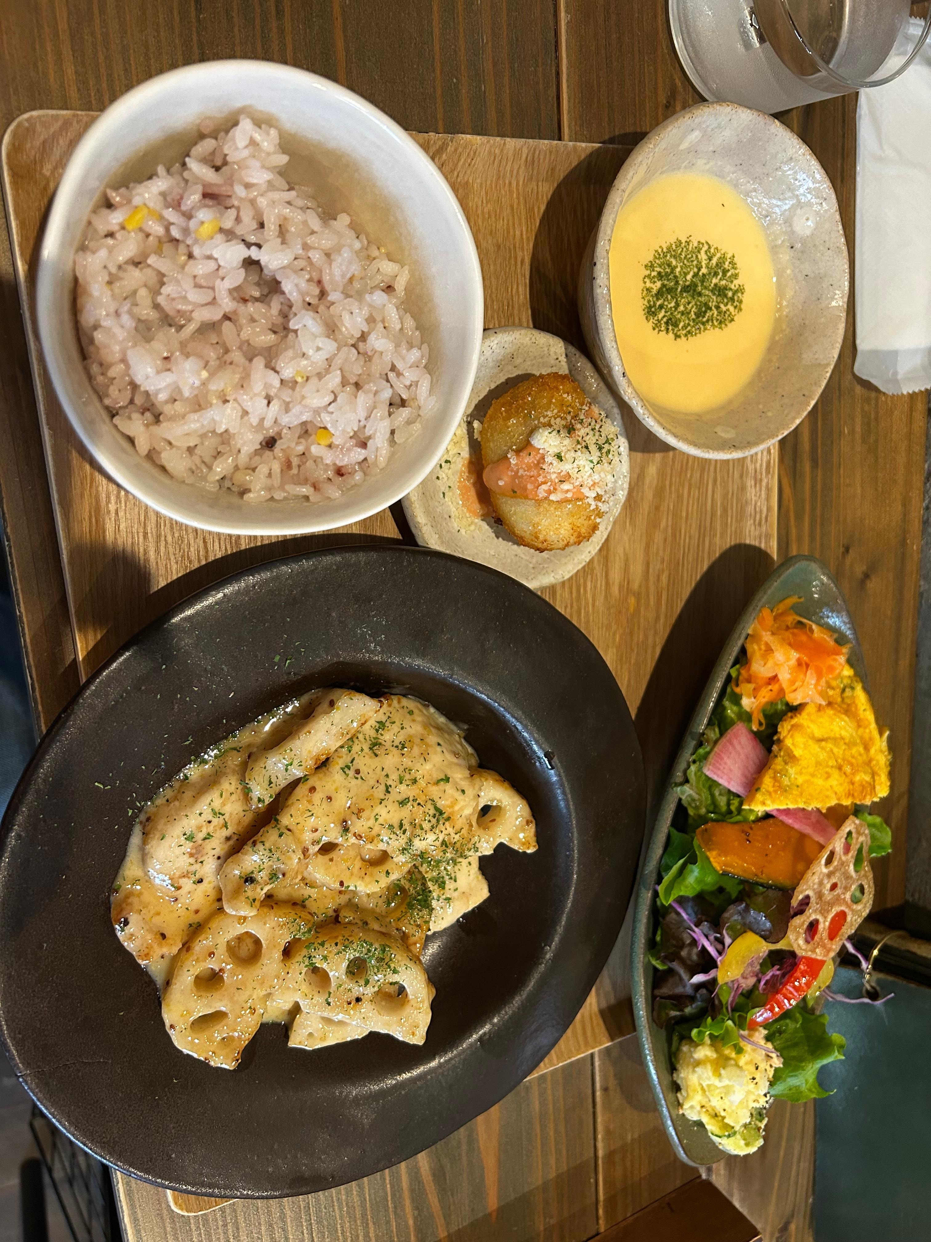 ホテル近くのカフェ（行列もできる人気店）