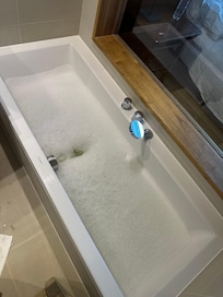 Banheira é oferecido como cortesia sais de banho .