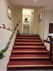 Escada antes de chegar no elevador