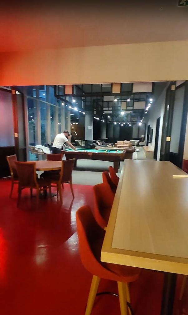 Bar, sala de jogos e TV