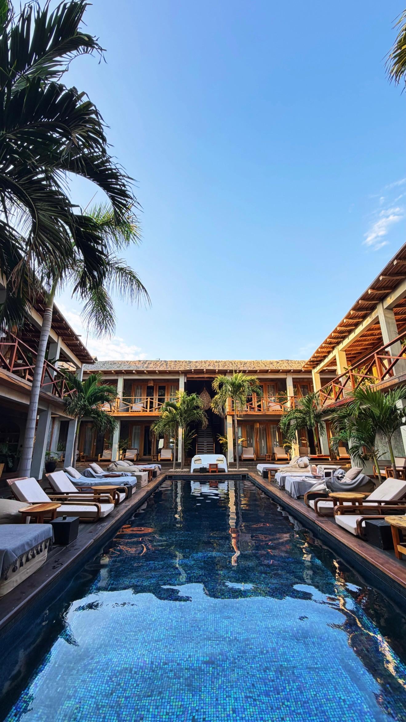 El lugar si es espectacular, la piscina con agua fría pero con el calor que hace está adecuada.
