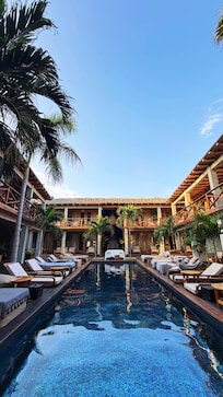 El lugar si es espectacular, la piscina con agua fría pero con el calor que hace está adecuada.