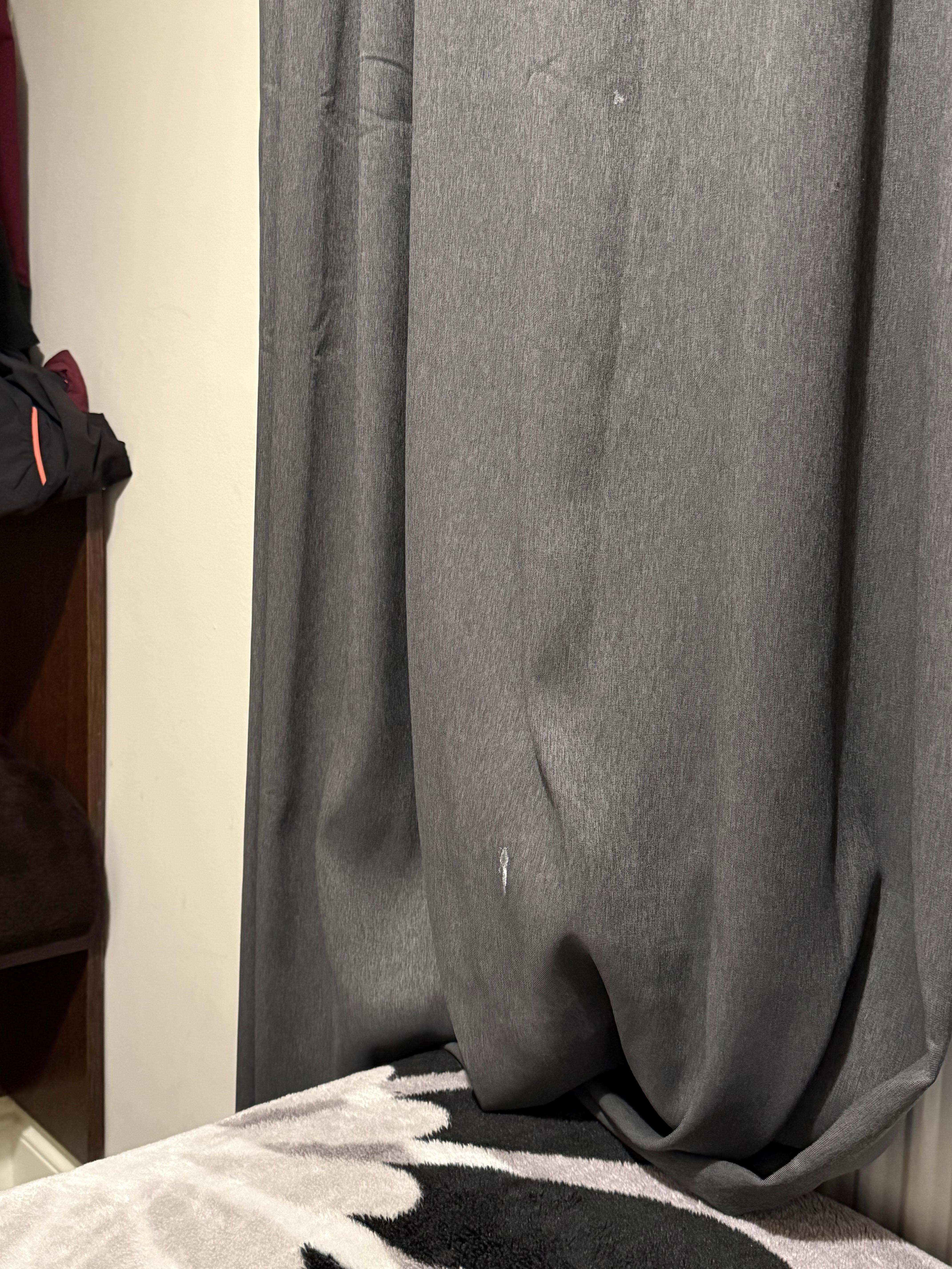 Zimmer bei Ankunft: Zahnpastaflecken am Vorhang