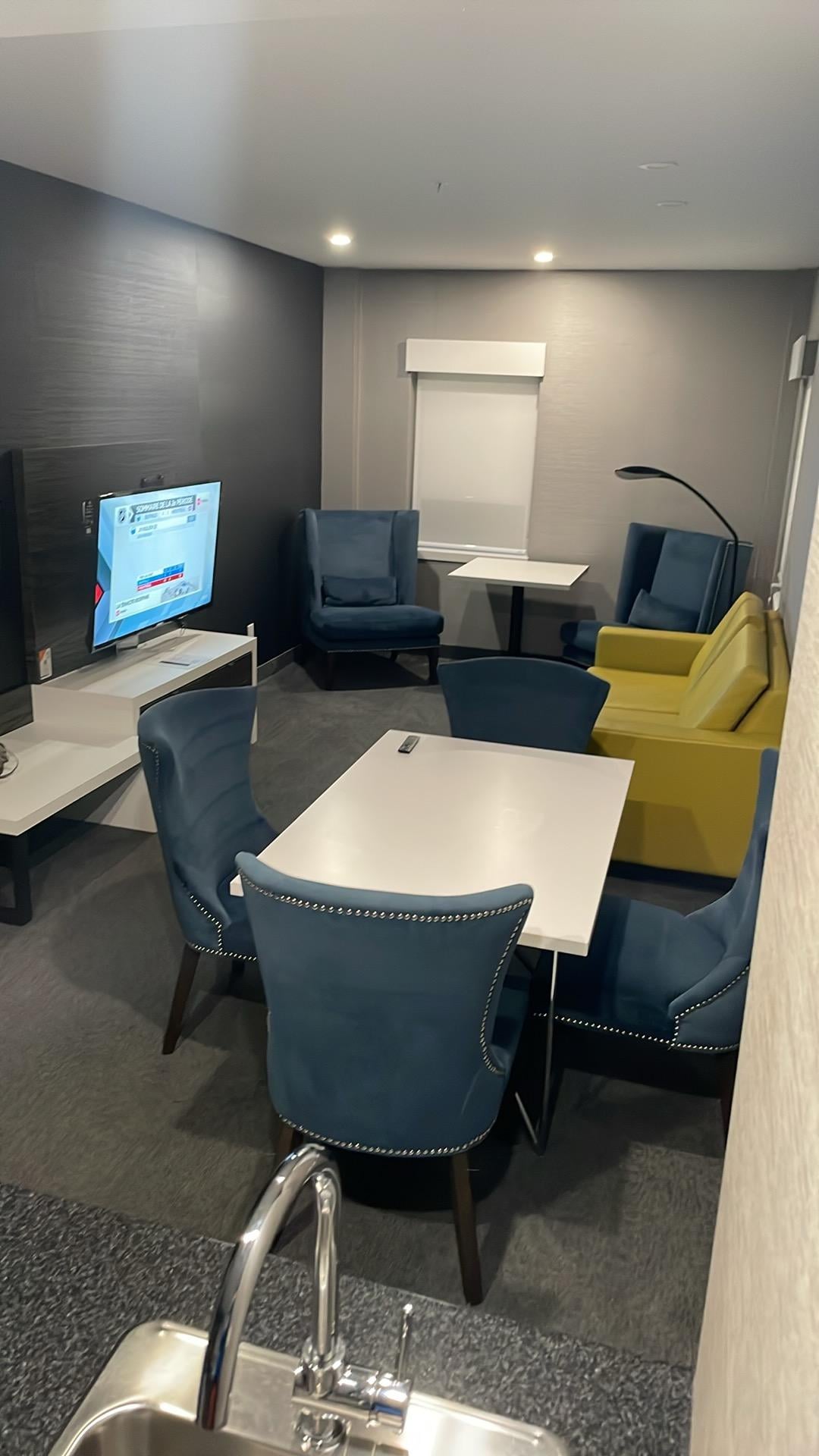 Salon et table parfaite pour travailler et se detendre