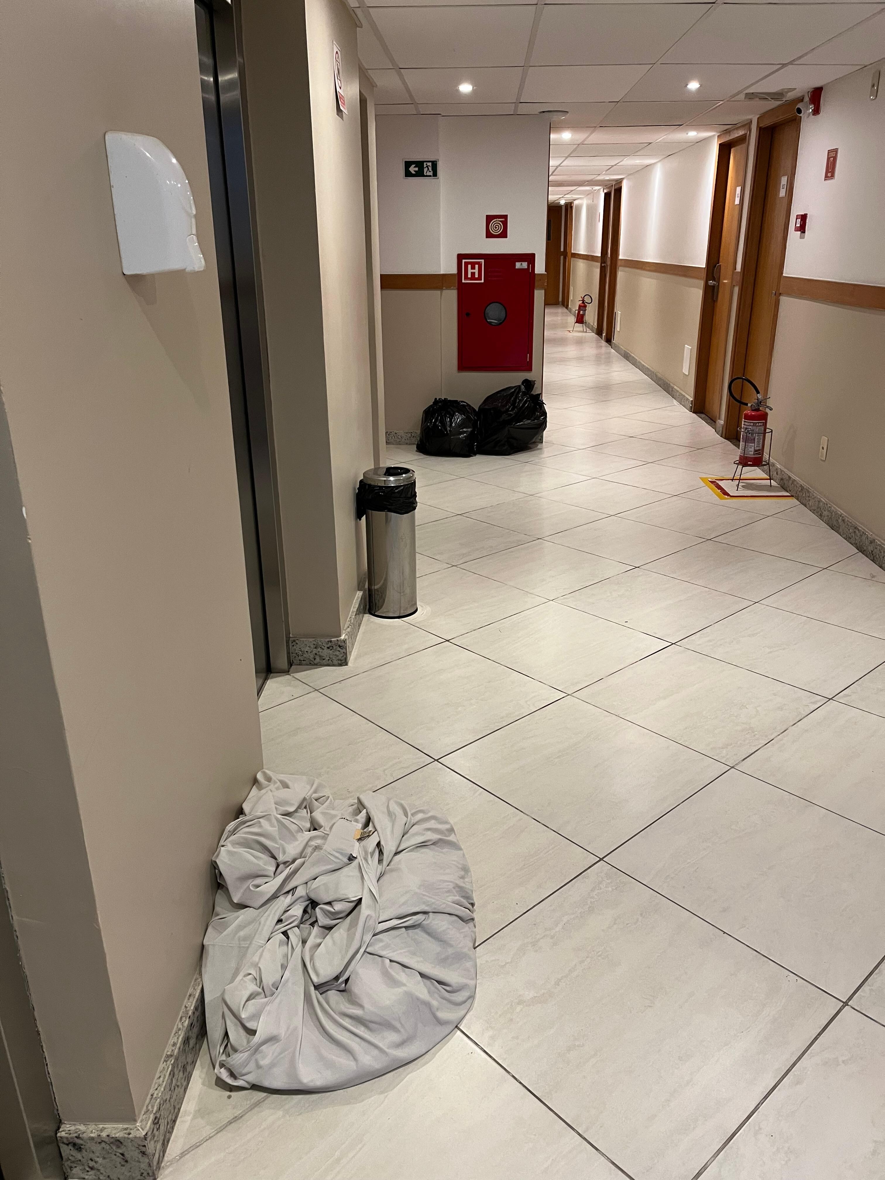 Roupas de cama no chão o dia todo 
