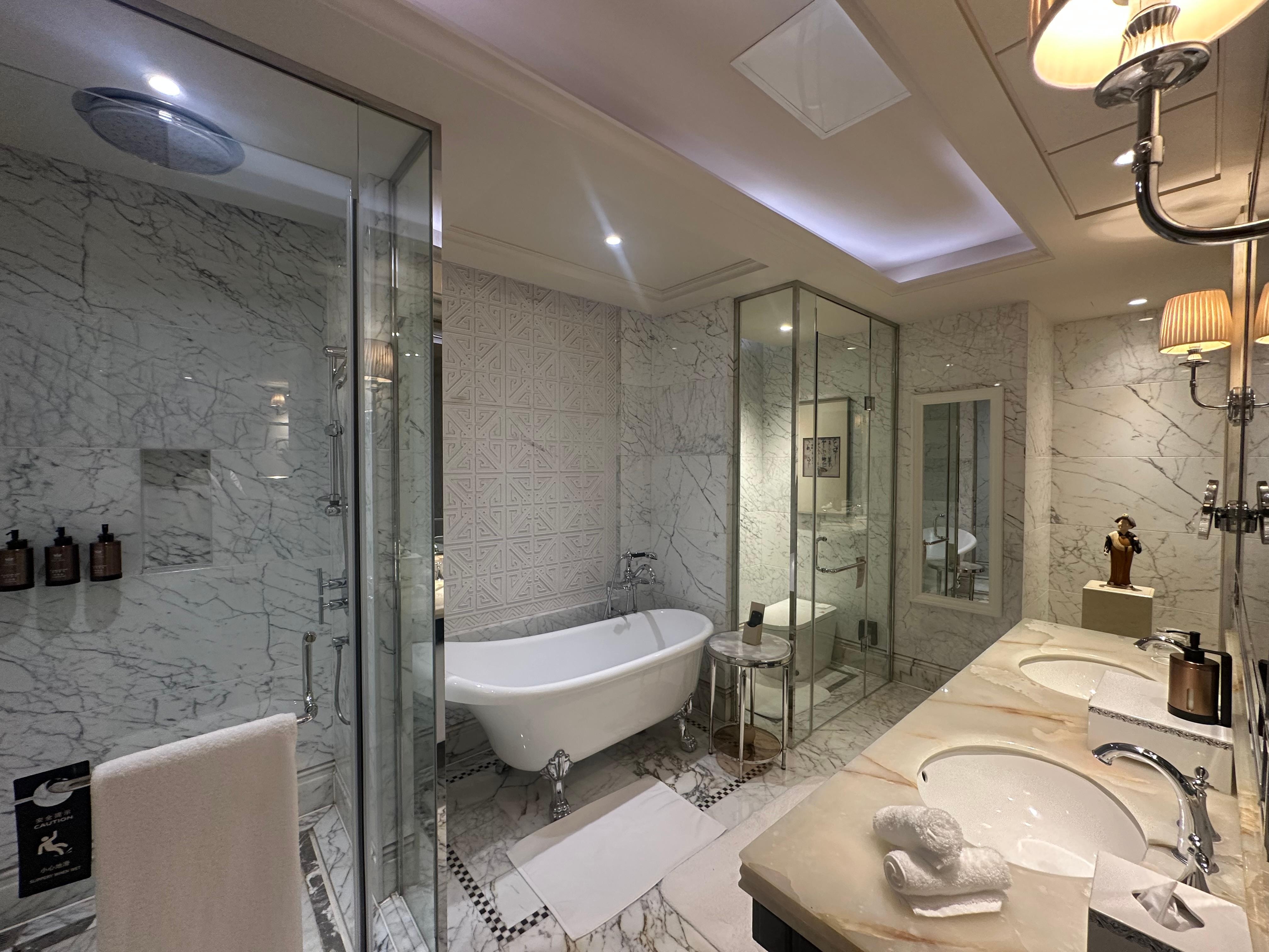 Mismatch lights and ceiling light pending to be replaced 