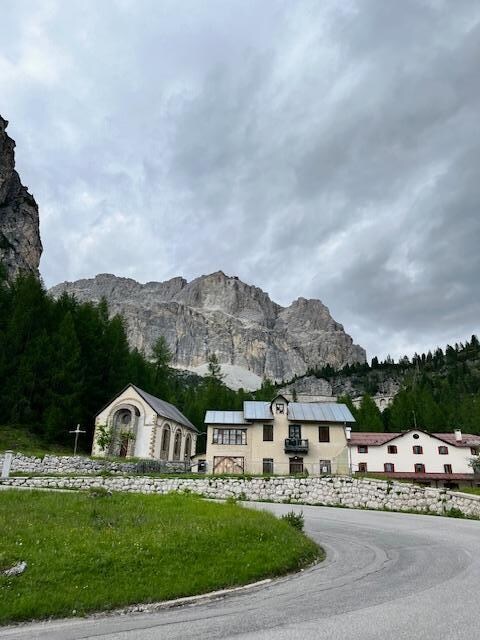 le camere della dependance sono nel fabbricato bianco a dx mentre il corpo principale dell'albergo e' a dx del tornante non inquadrato