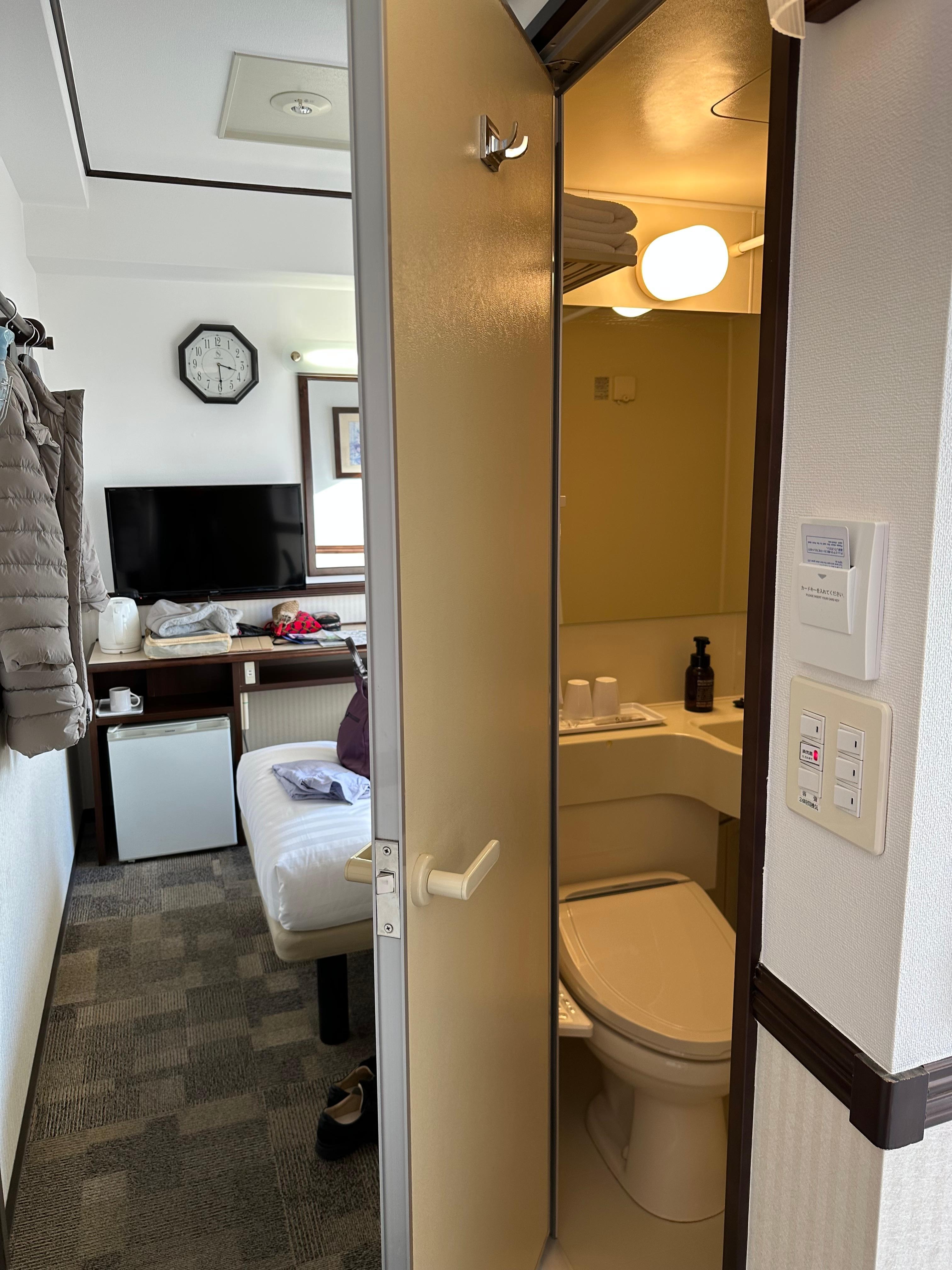 左の部屋も同様。
行動リズムの異なる二人が泊まるには最適です。