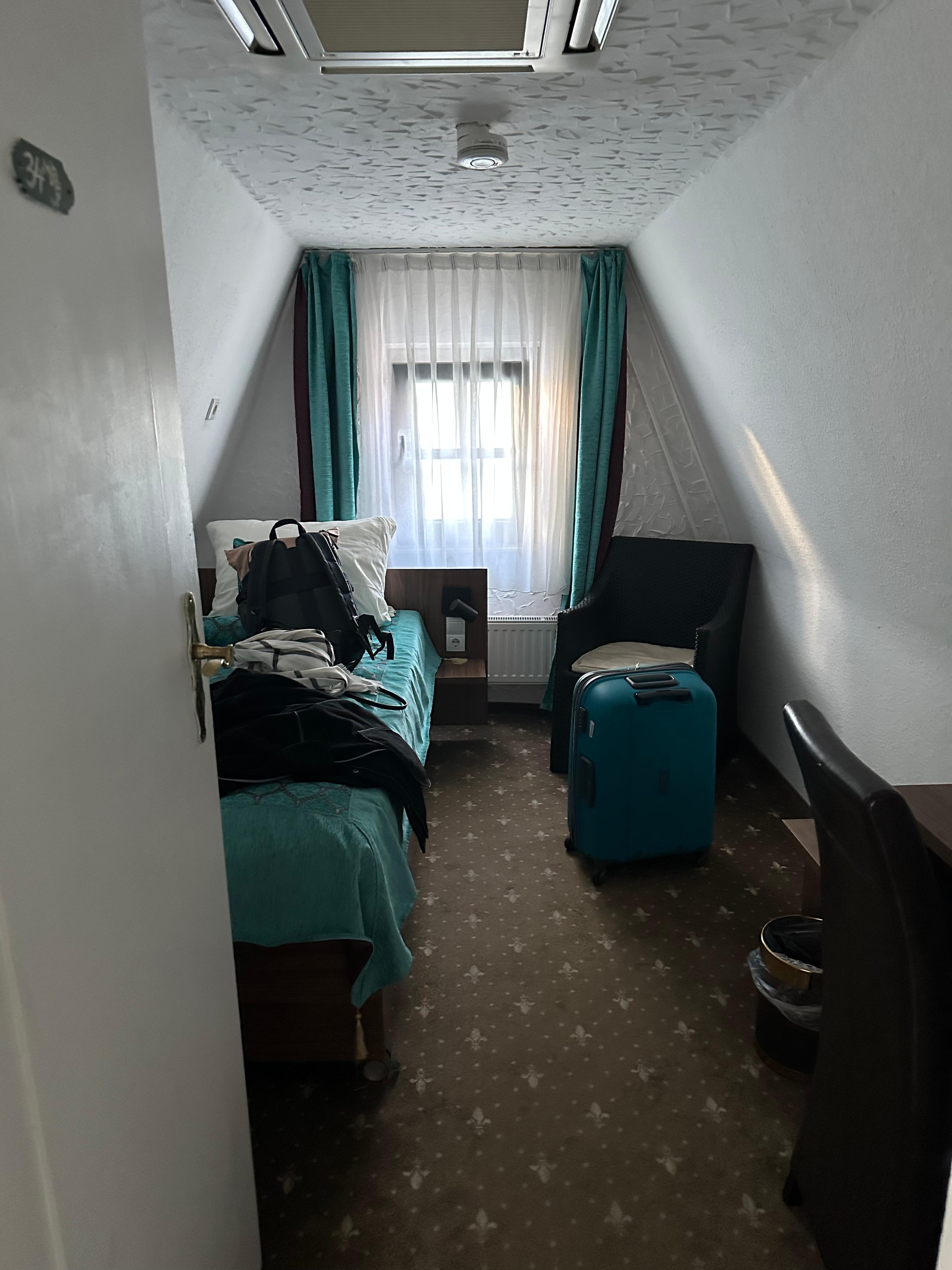 Super cosy room, with just enough space for 1