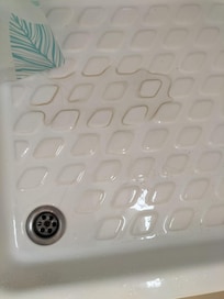 Bac à douche étroit et d'une propreté discutable