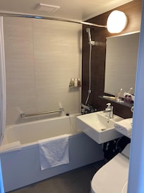 バスタブは深さもあり155cmの私が足を伸ばせる広さです
シャンプーコンディショナーボディーソープは香りがとても良いです