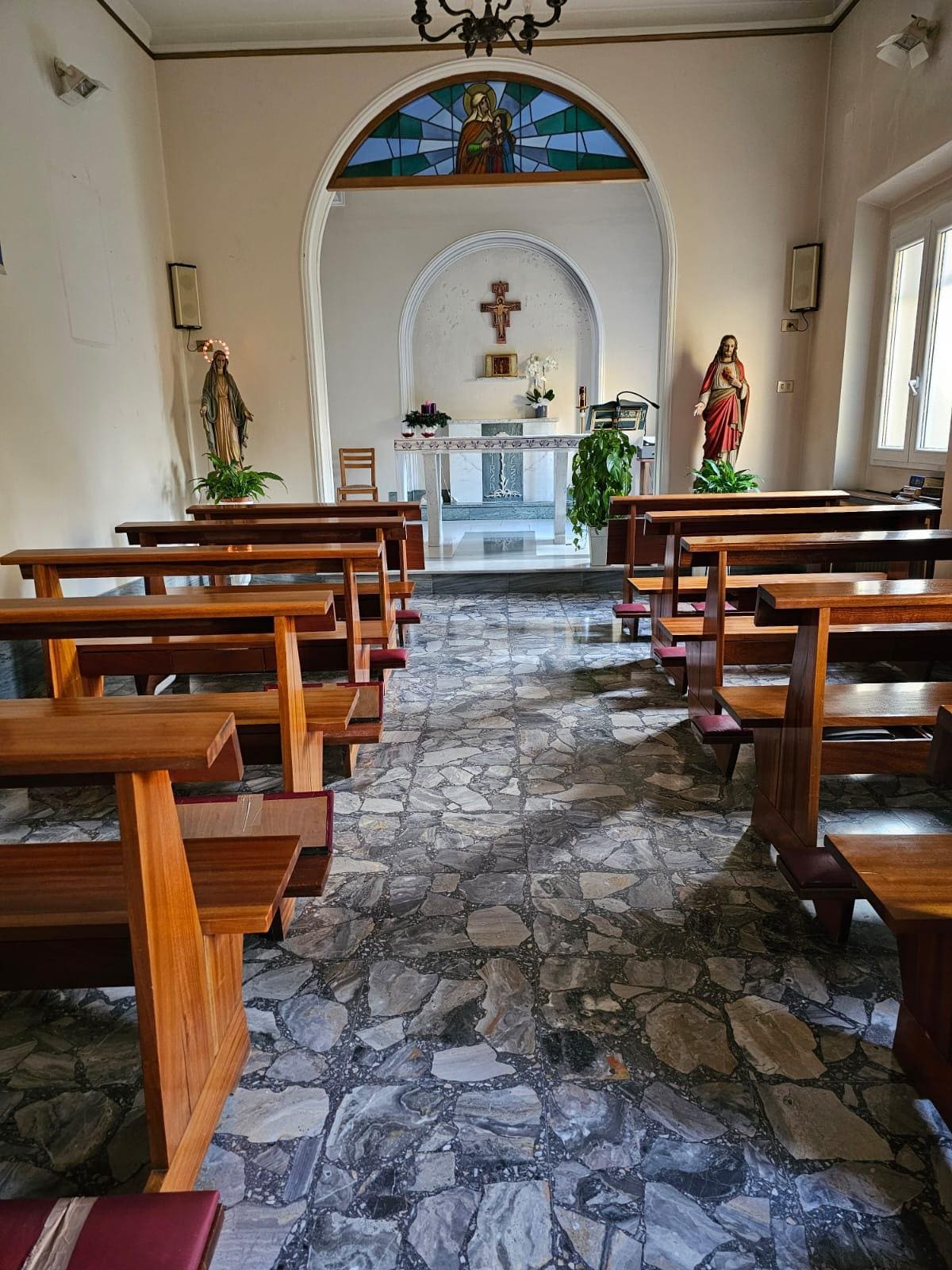 Tem uma linda capela em frente a sala do café da manhã 