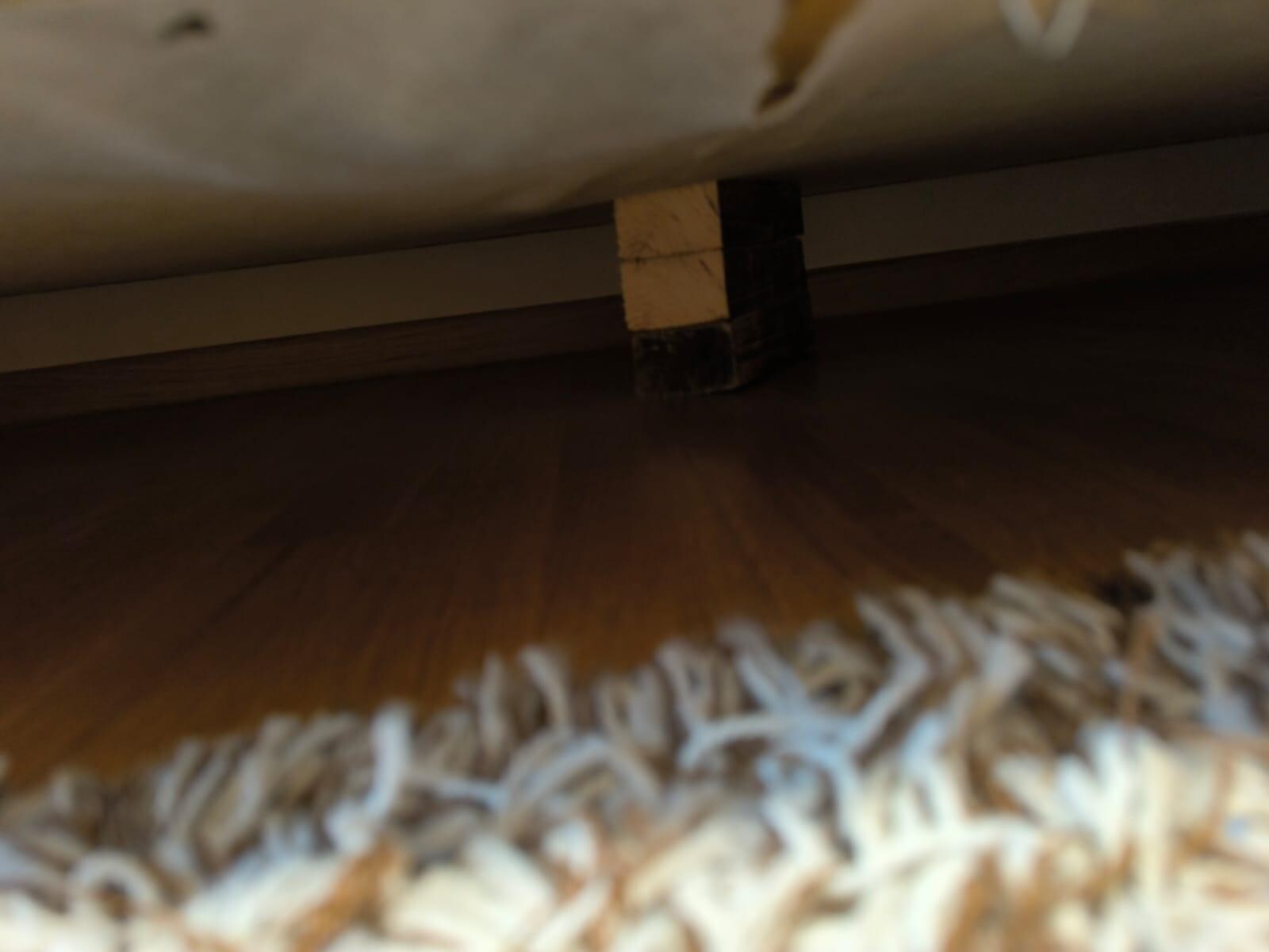Los tacos de madera sosteniendo parte de la cama. Si te sentabas al borde la cama se ladeaba.