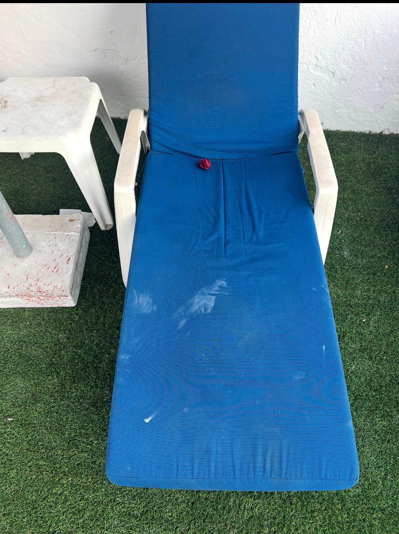 All the lawn chairs look like this