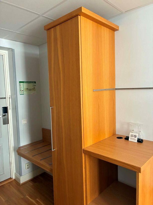 Garderob, plats för resväska och ett litet boerd. Allt i ett.