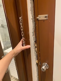 La porte qui tombe