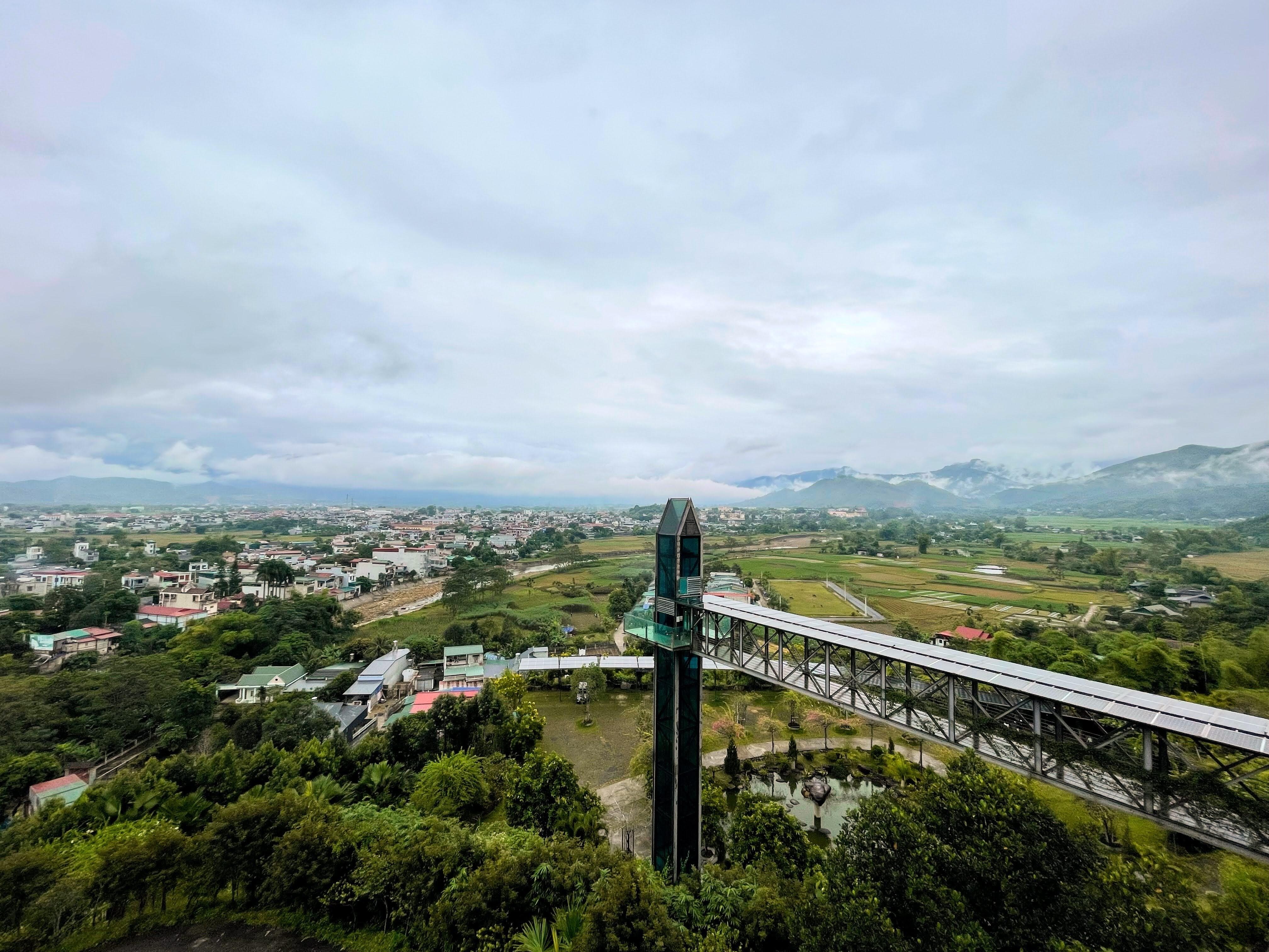 駐車場から施設へのメインのアプローチであるエレベーターと渡り廊下