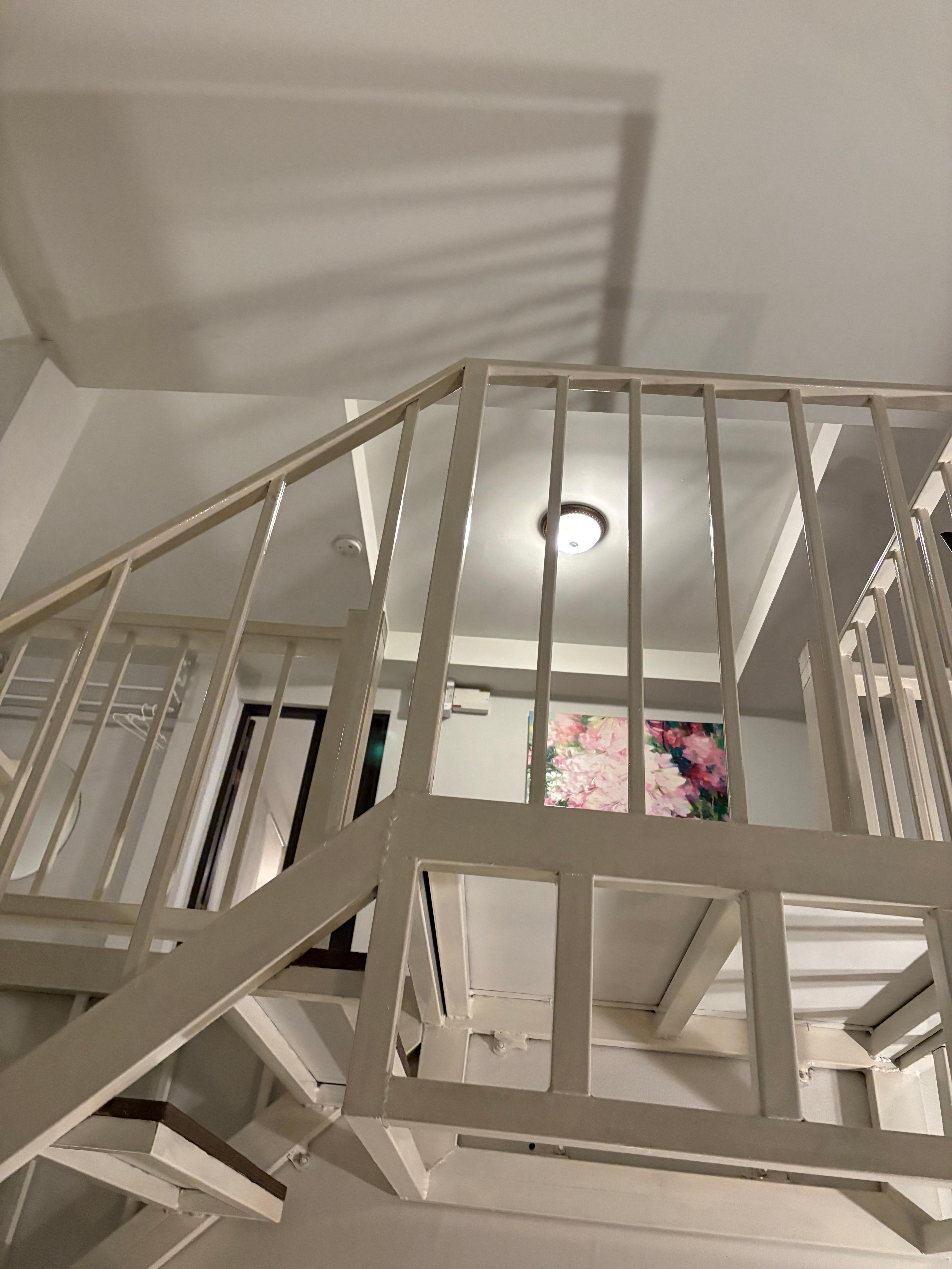 部屋の中に階段があり、寝室が二つあります