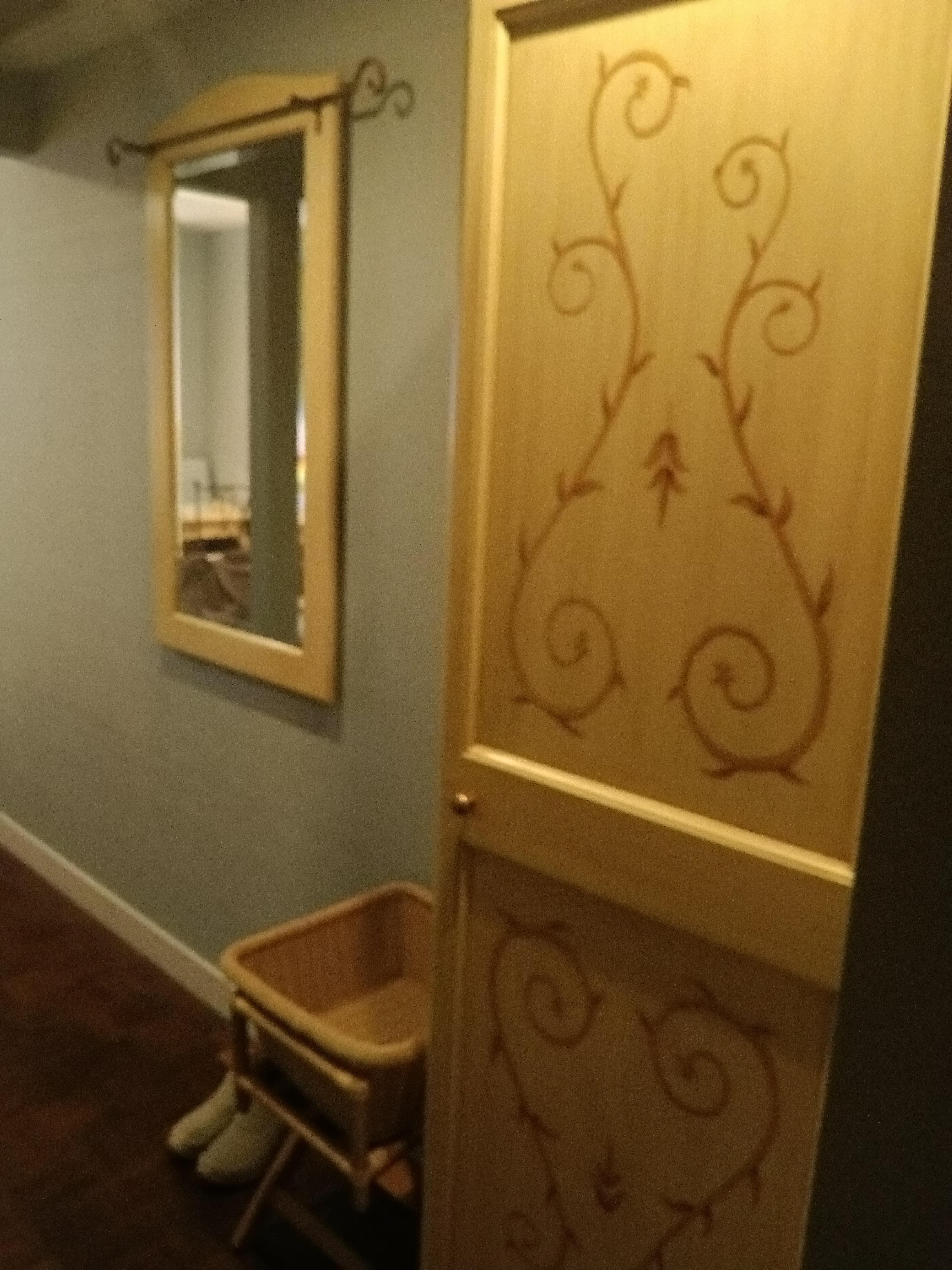 クロークの扉もずれていてしっかりと閉められませんでした。残念😞