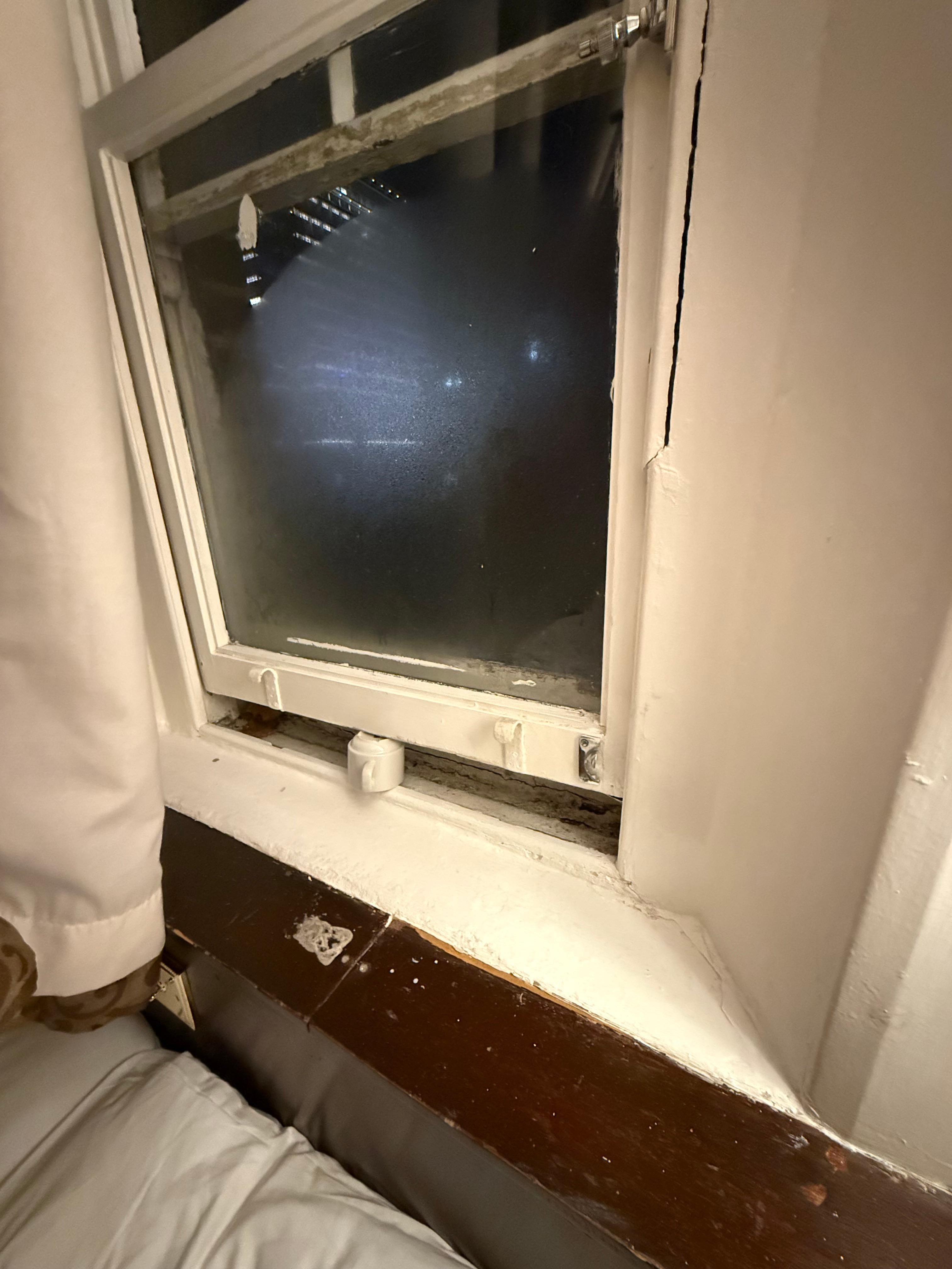 Meget tungt og nærmest umuligt at åbne vinduet mere