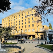 Fachada do hotel vista da Plaza de Armas