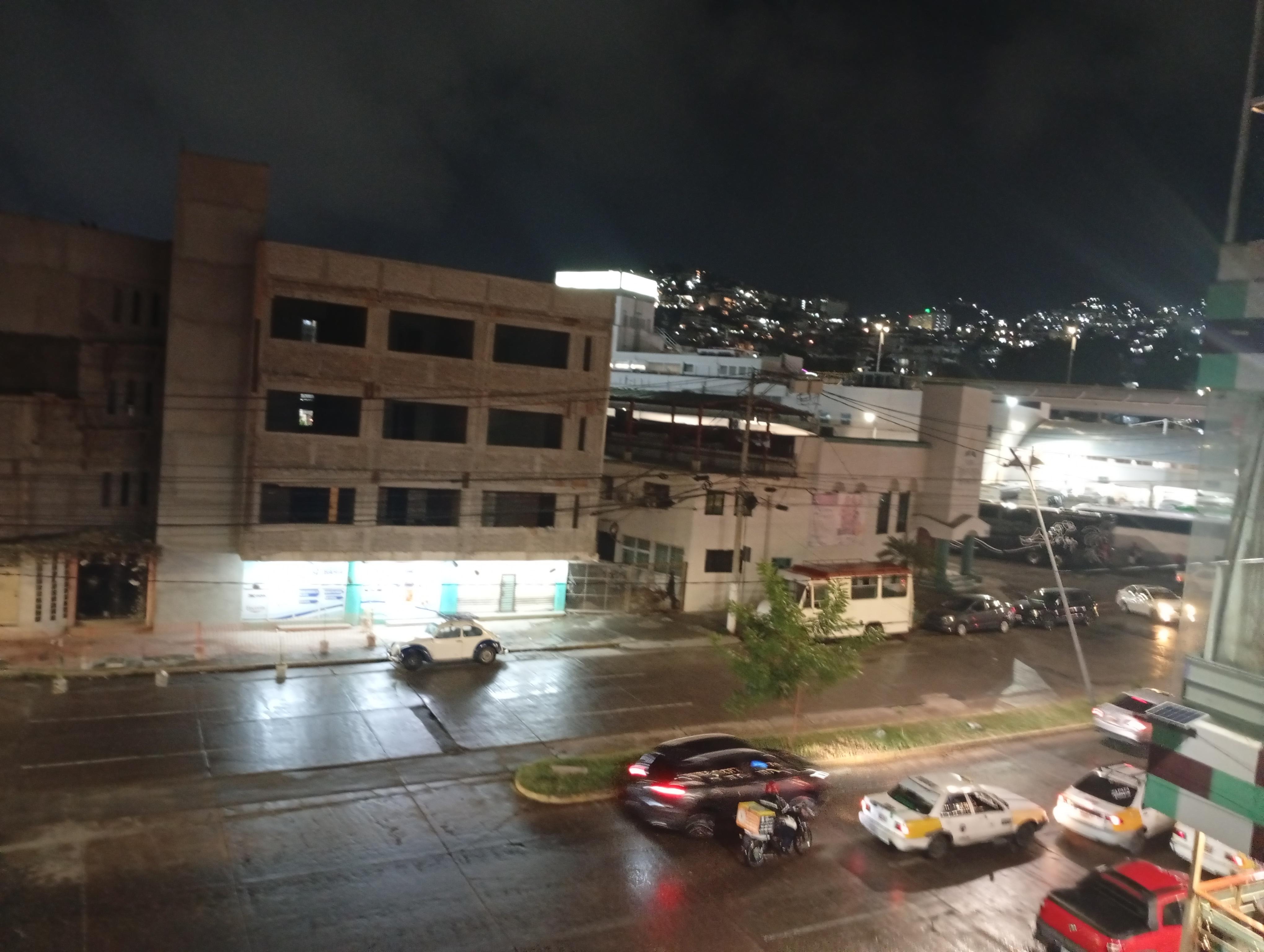 Cerca de la terminal de autobuses..de la playa y de los comercios y  restaurante...sólo 3 calles y ya estabas ahí en cualquiera de ellos... excelente 