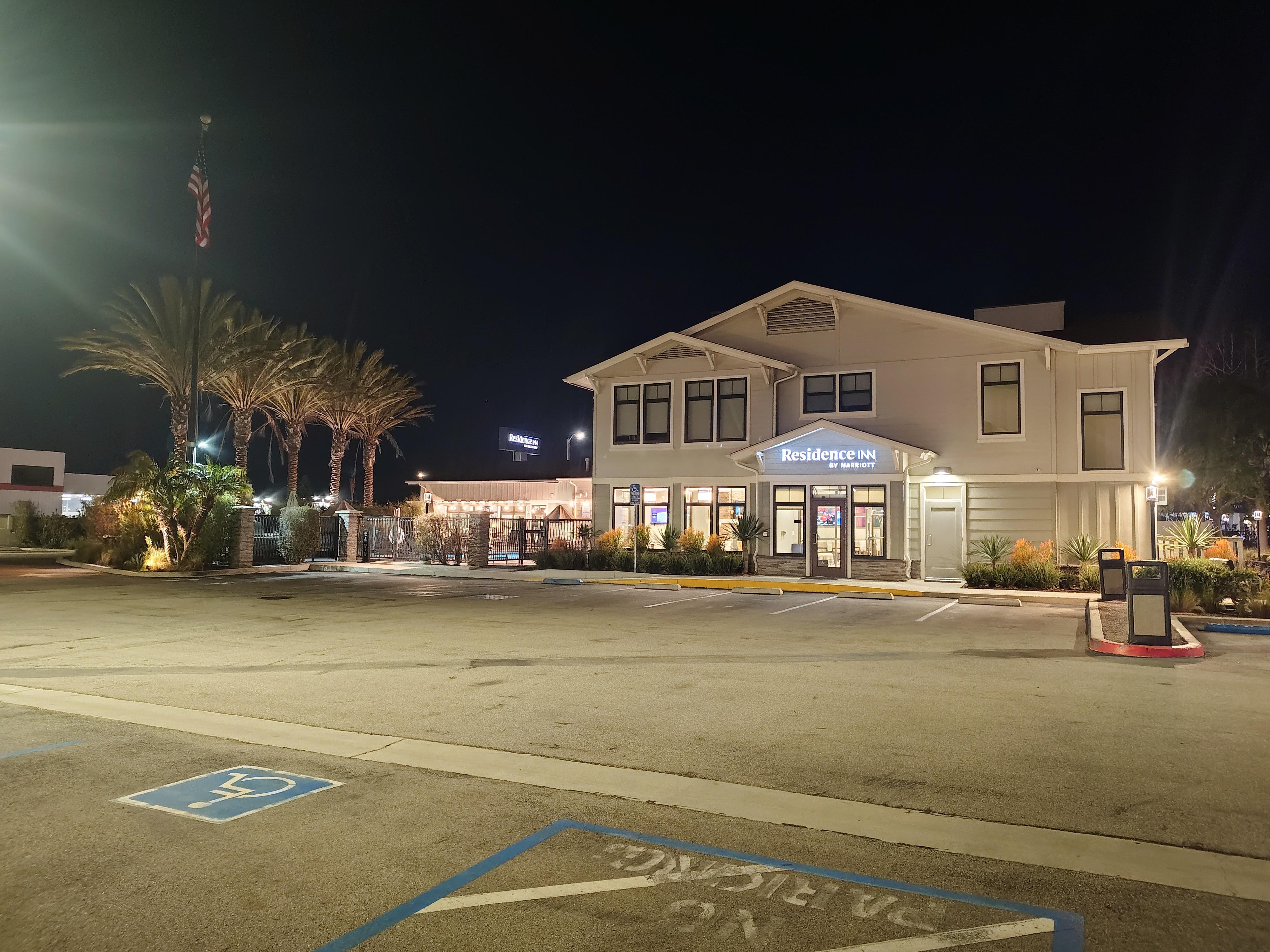 駐車場は広々としていてタクシー等も入りやすく、駐車しやすい。宿泊者専用駐車場もバーで仕切られているので使いやすい。