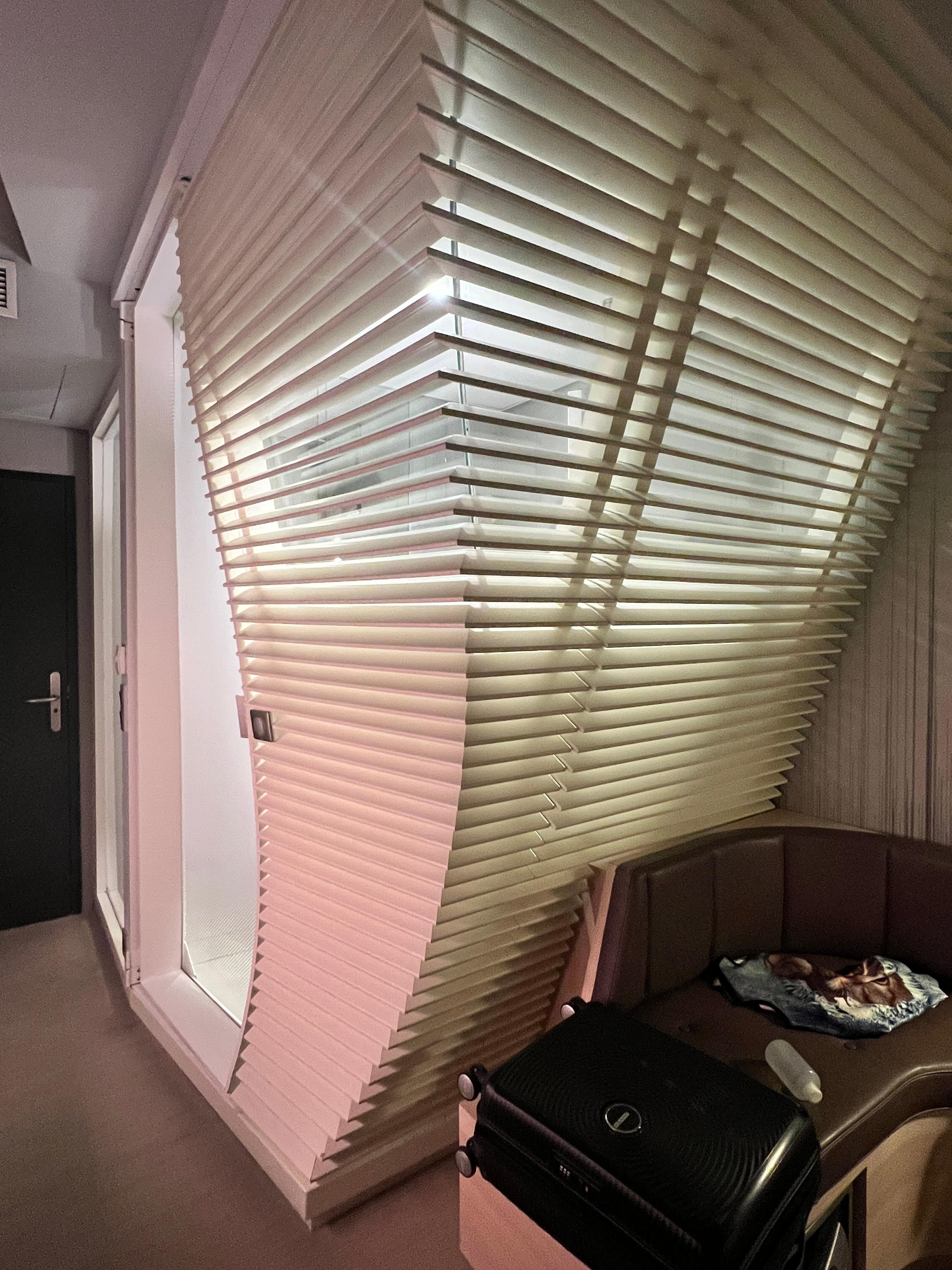 La partie salle de bain WC pas vraiment isolé de la vie de la chambre 