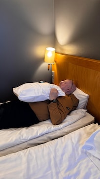 Varasimme huoneen, jossa piti olla erilliset sängyt. Nyt sängyt olivat kuitenkin niin vierekkäin, että yhtä hyvin olisi voinut olla yhteinen patja ja peitto…🤬