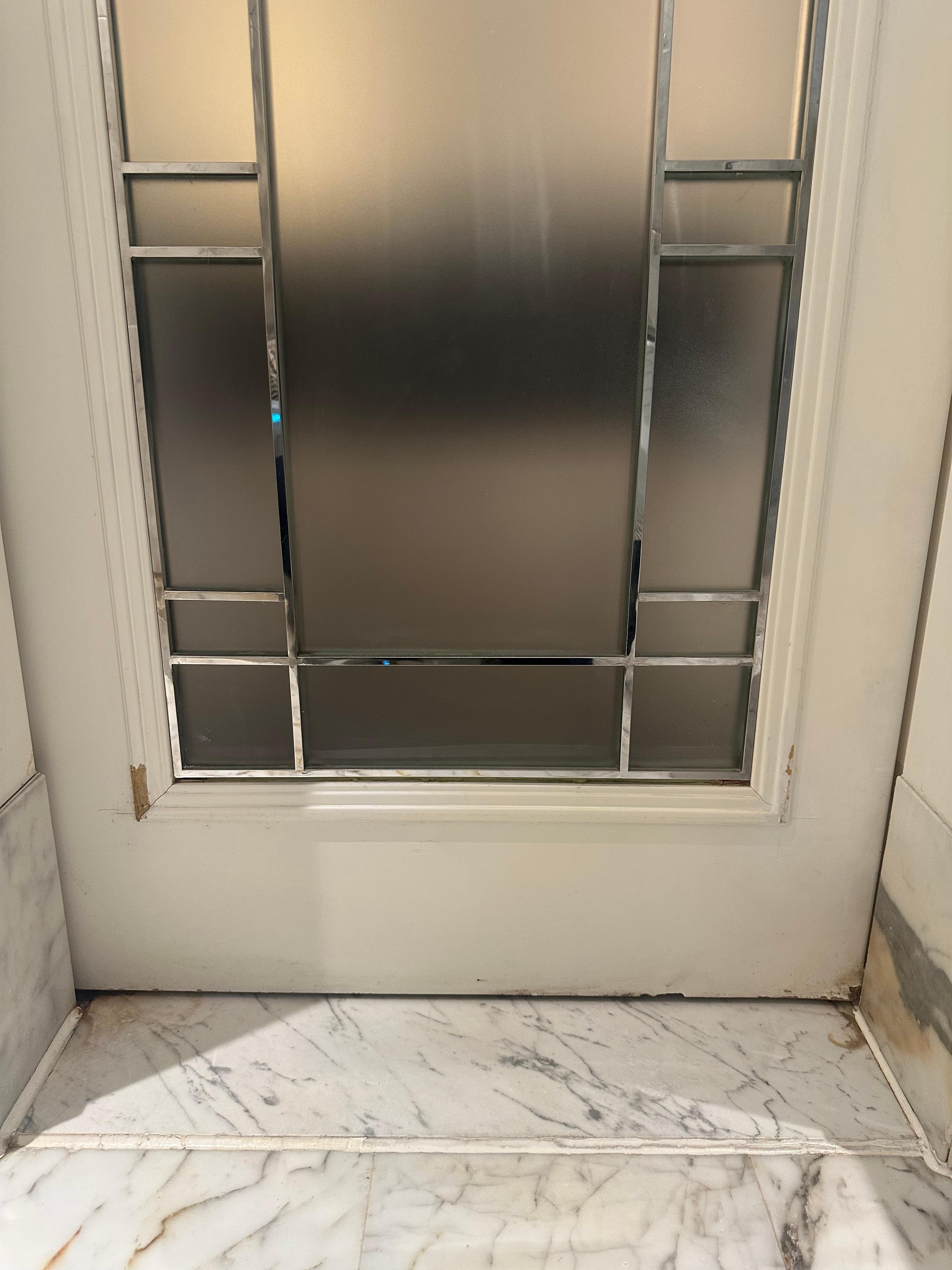 General poor condition in the bathroom 