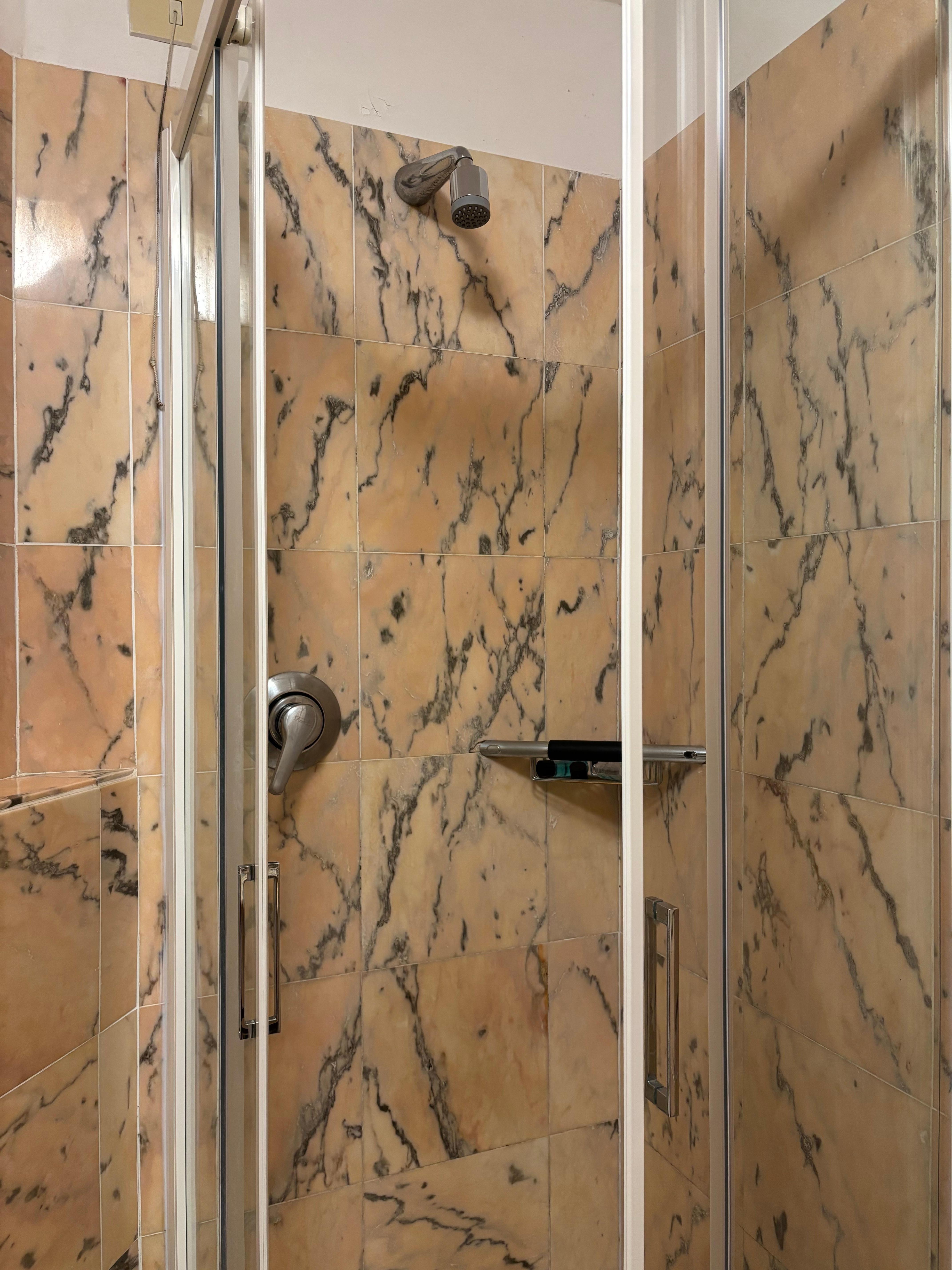 Ingen duschslang och liten dusch 