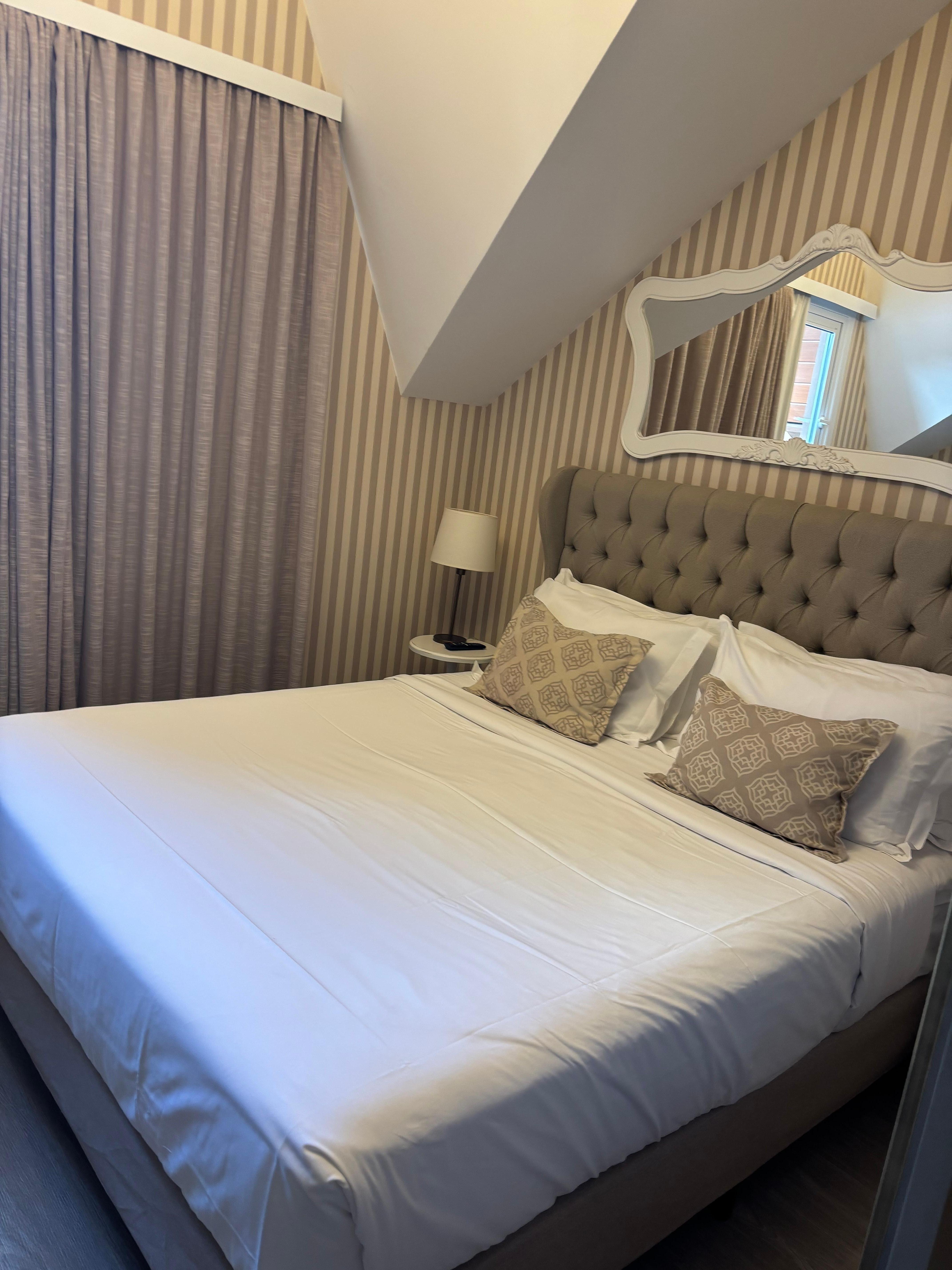 Cama super confortável e com muitos travesseiros 