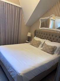 Cama super confortável e com muitos travesseiros