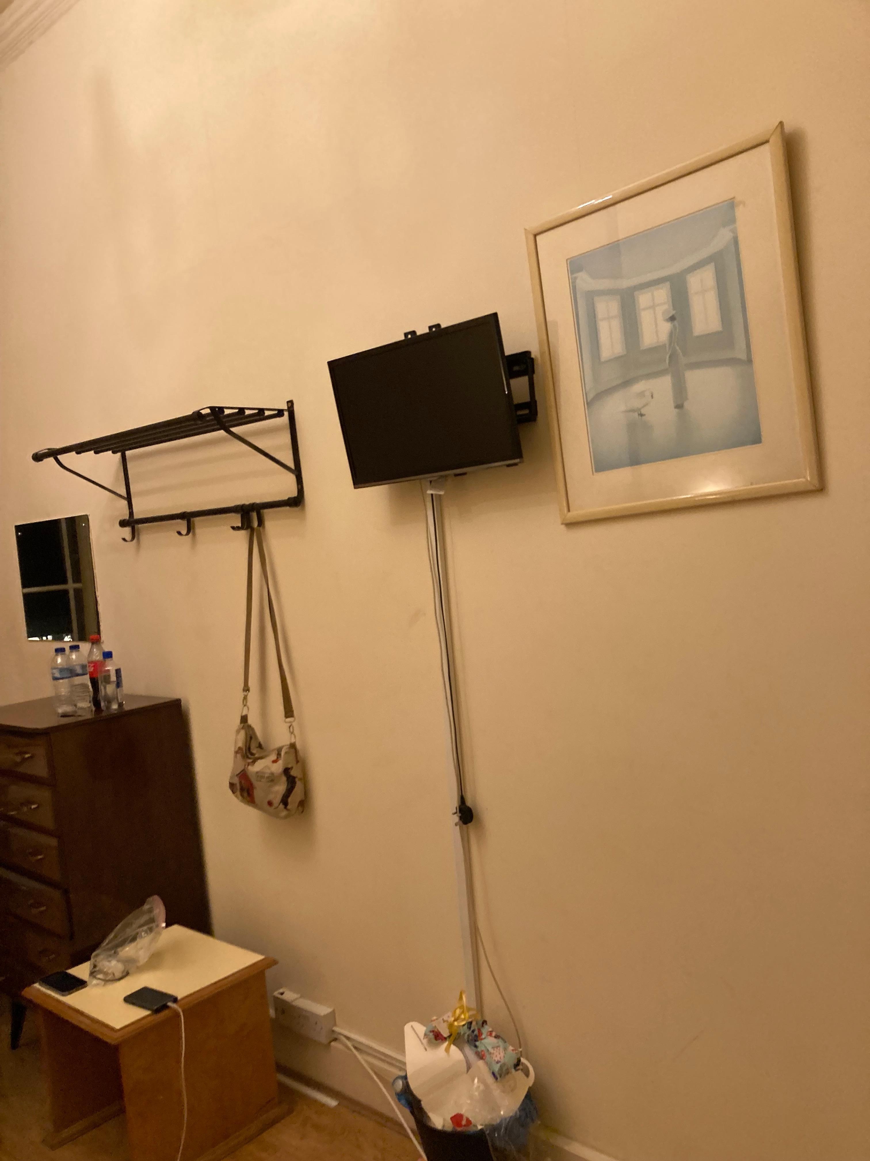 Mikro TV som ikke virker samt de få kroge der var til rådighed, men placeret over en kommode