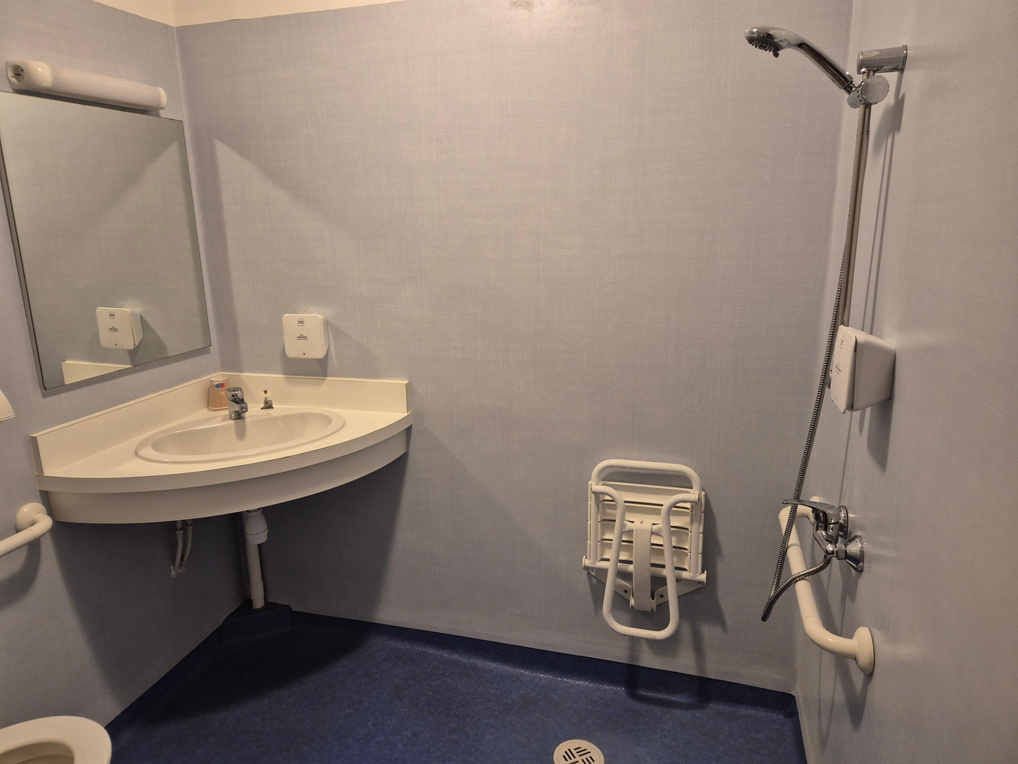 Salle de bain chambre twin.