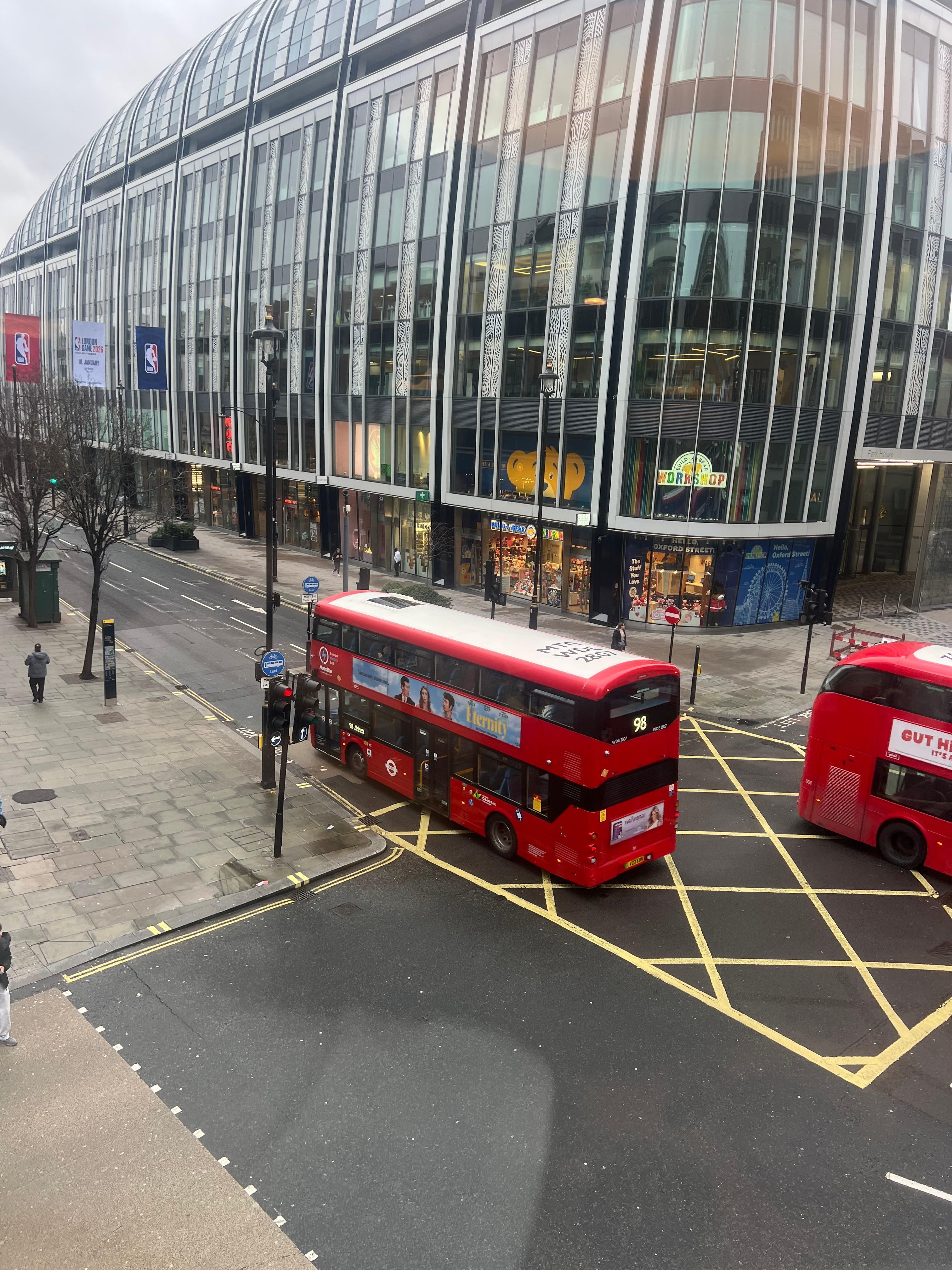 Πρόγευμα με φόντο την oxfords street 