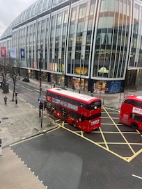 Πρόγευμα με φόντο την oxfords street