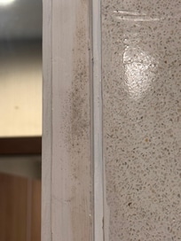 Bâti de porte dans la salle de bain
Jamais nettoyé et vraiment encrassé