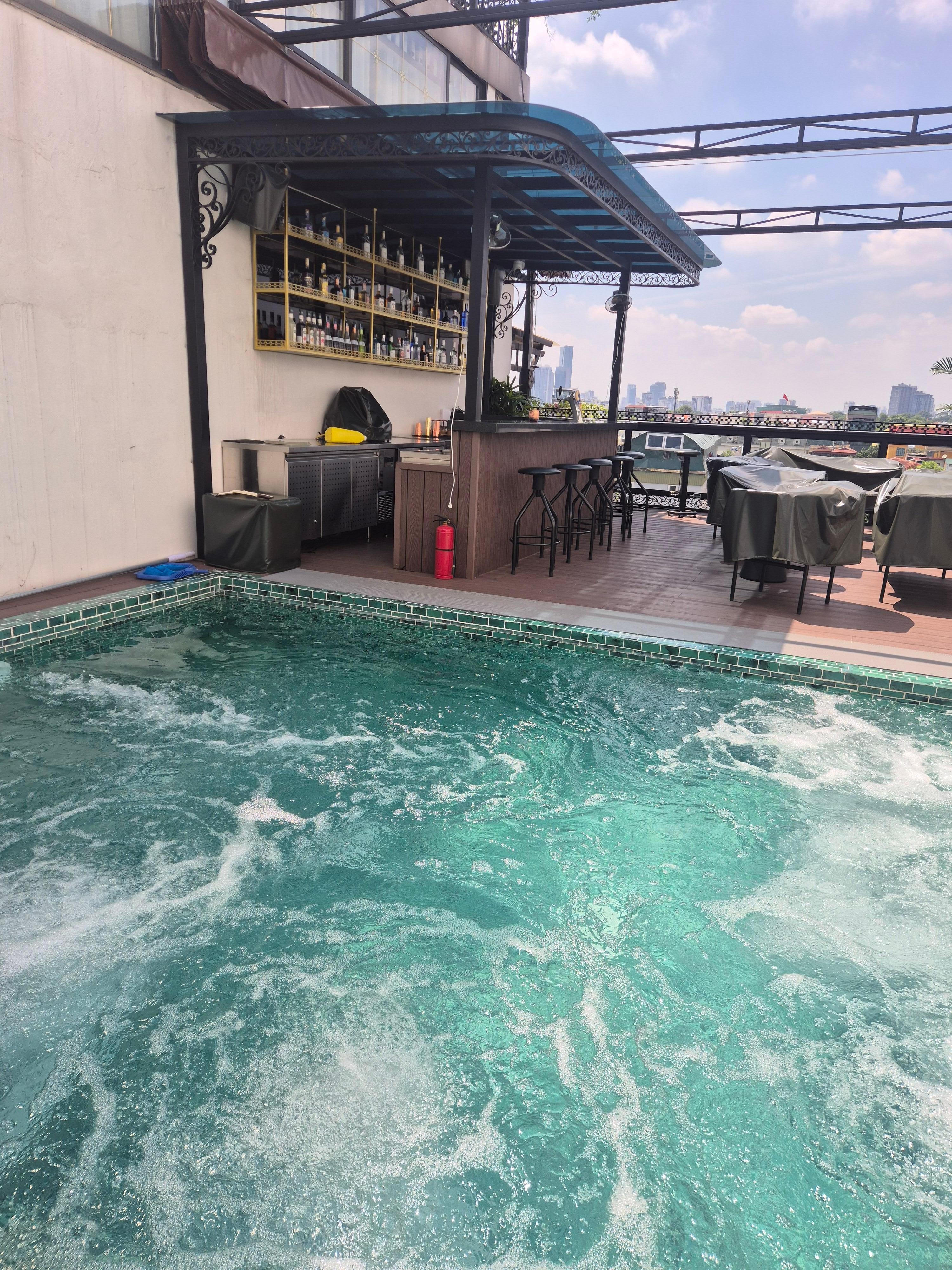 Rooftop pool & bar