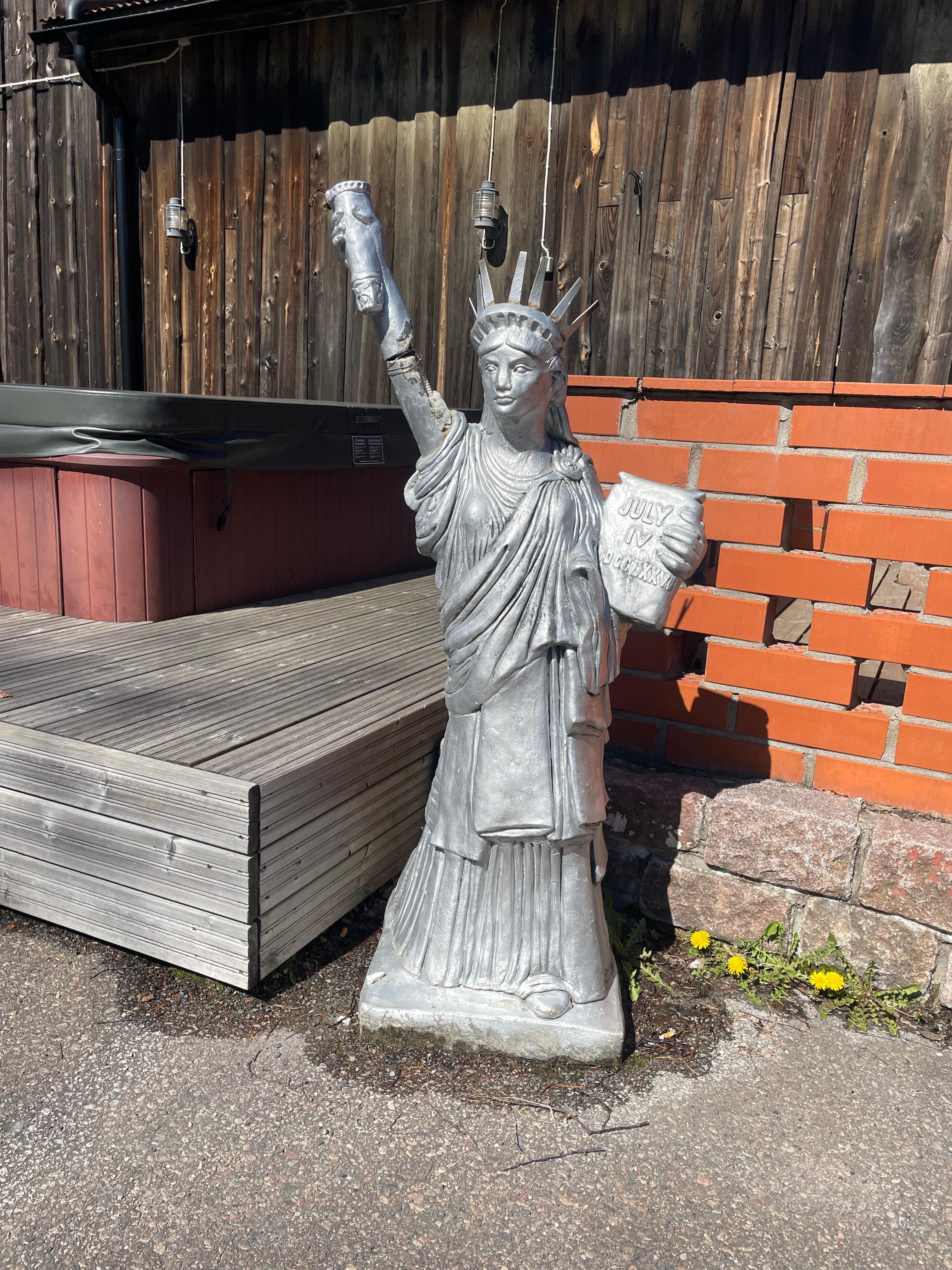 Vapauden patsas tervehtii tulijoita!