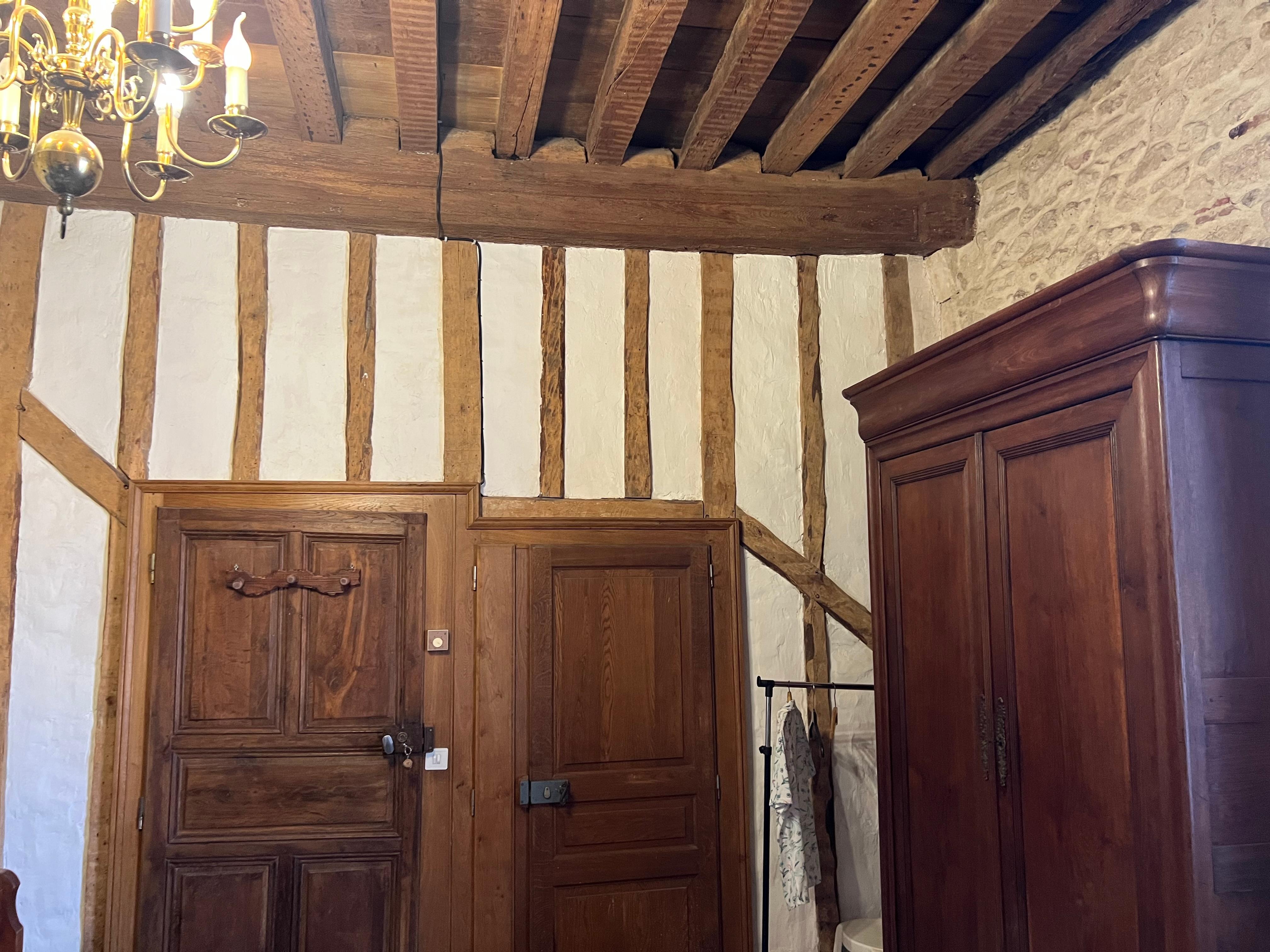 Bedroom showing the “Plafond français”