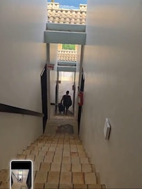 Muitos Degraus, vários e vários lances de escadaria para subir, ninguém para ajudar, Na recepção, não fica ninguém, só se vê a camareira e um servente.