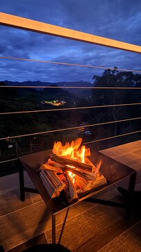 Uma fogueira na sacada do chalé para aquecer a noite fria.